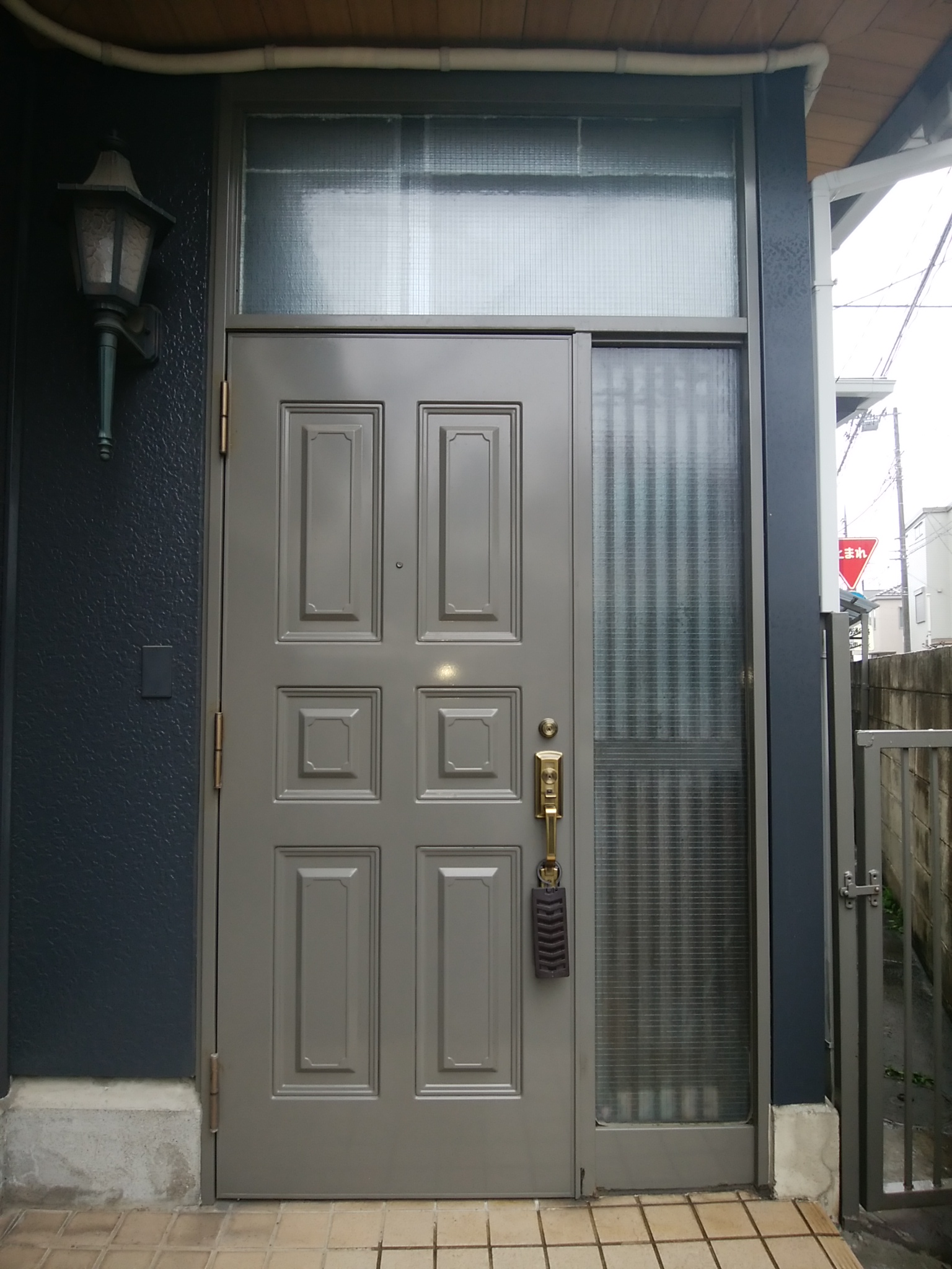 【LIXILリシェントM84型】スチール製片袖枠の玄関ドアを断熱タイプのリシェントでリフォームした事例です | 玄関ドアリフォームの玄関ドアマイスター