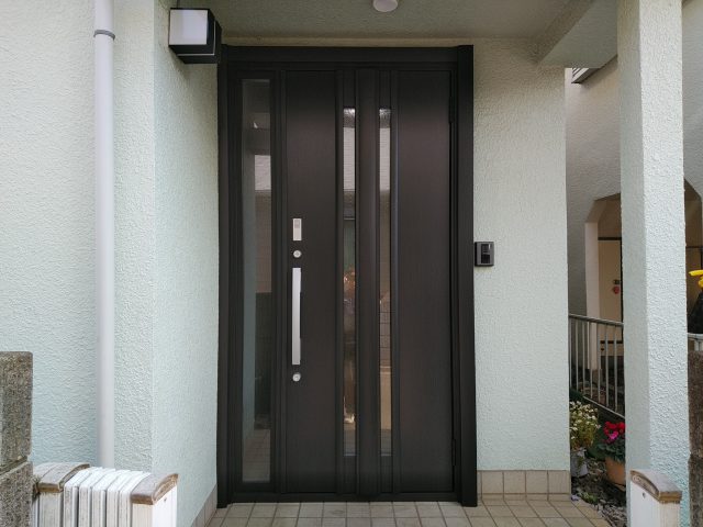 【LIXILリシェントG15型】ドアの幅を広げてカードキーを付けました（埼玉県白岡市の工事事例） | 玄関ドア・窓リフォーム 全国1位の技術と価格 | 玄関ドアマイスター