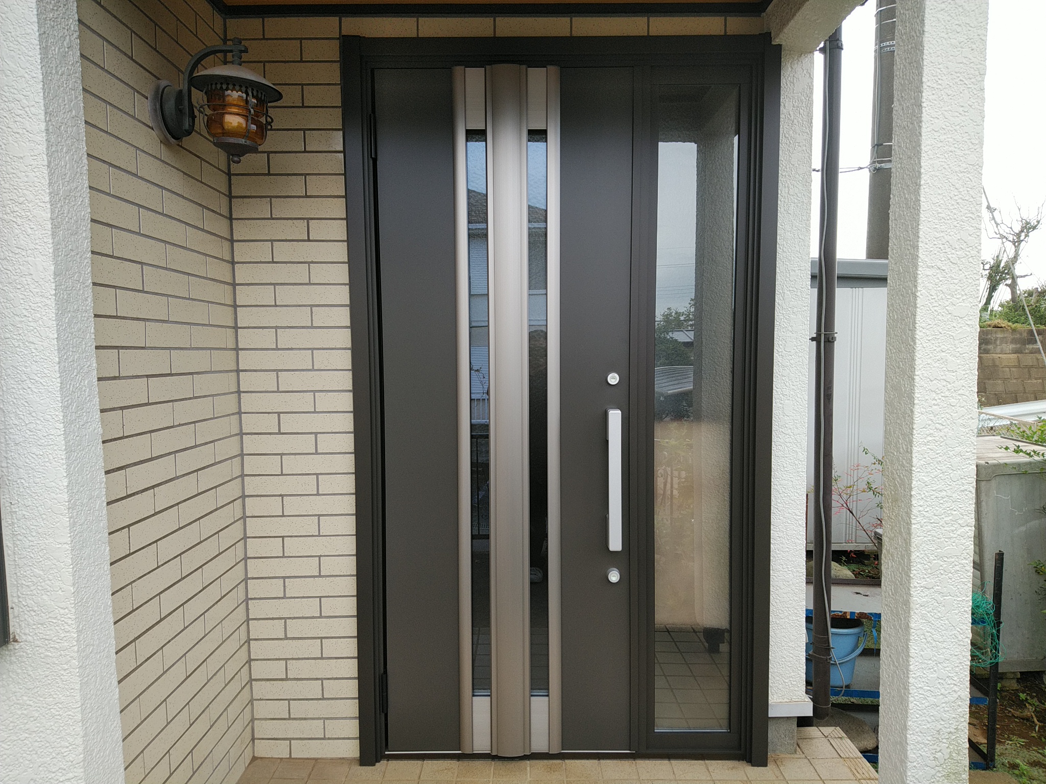 ご近所の工事をご覧いただいてお申し込みいただきました【LIXILリシェントG77】 | 玄関ドア・窓リフォーム 全国1位の技術と価格 | 玄関ドアマイスター