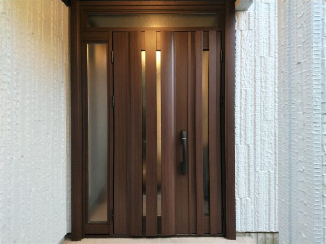 新しい枠の形！袖付き親子でリフォーム【YKKAPドアリモC05】 | 玄関ドア・窓リフォーム 全国1位の技術と価格 | 玄関ドアマイスター