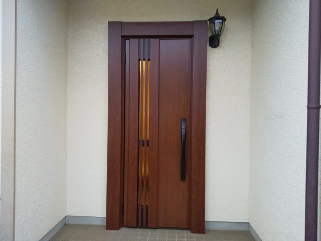 外額縁150で片開きドアを採風ドアにリフォーム【LIXILリシェントM83型】富里市の工事事例 | 玄関ドア・窓リフォーム 全国1位の技術と価格 | 玄関ドアマイスター