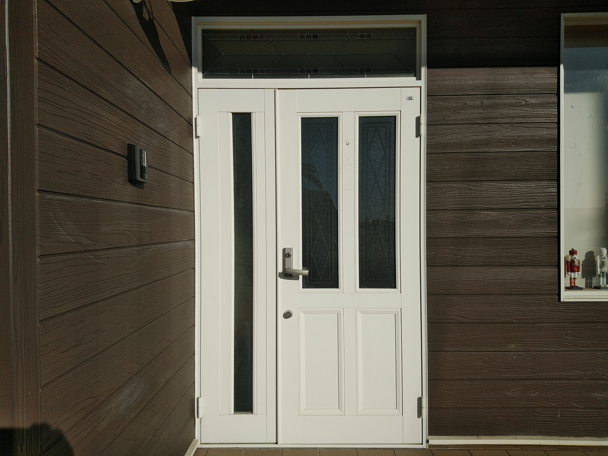 2か所ある玄関ドアを1日でリフォームしました【YKKAPドアリモE08】【YKKAPドアリモC10】 | 玄関ドア・窓リフォーム 全国1位の技術と価格 | 玄関ドアマイスター