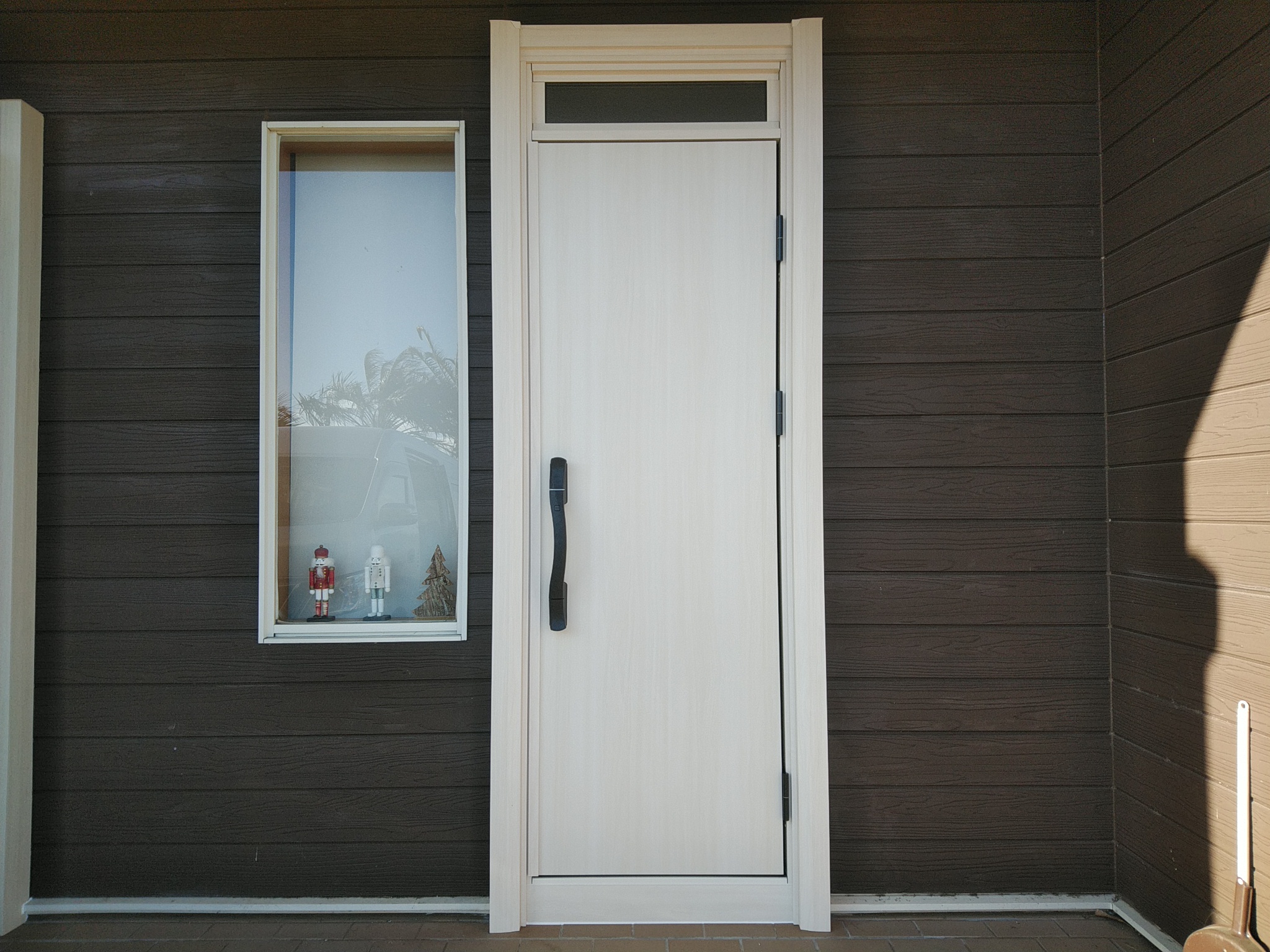 2か所ある玄関ドアを1日でリフォームしました【YKKAPドアリモE08】【YKKAPドアリモC10】 | 玄関ドア・窓リフォーム 全国1位の技術と価格 | 玄関ドアマイスター