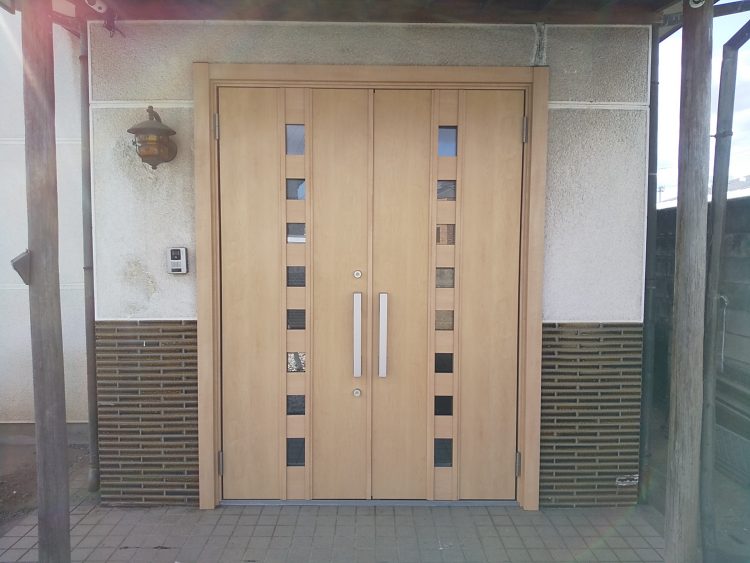 引き戸から玄関ドア 玄関ドアから引き戸へのリフォームの疑問を施工事例と共にご紹介 | 玄関ドアリフォームの玄関ドアマイスター