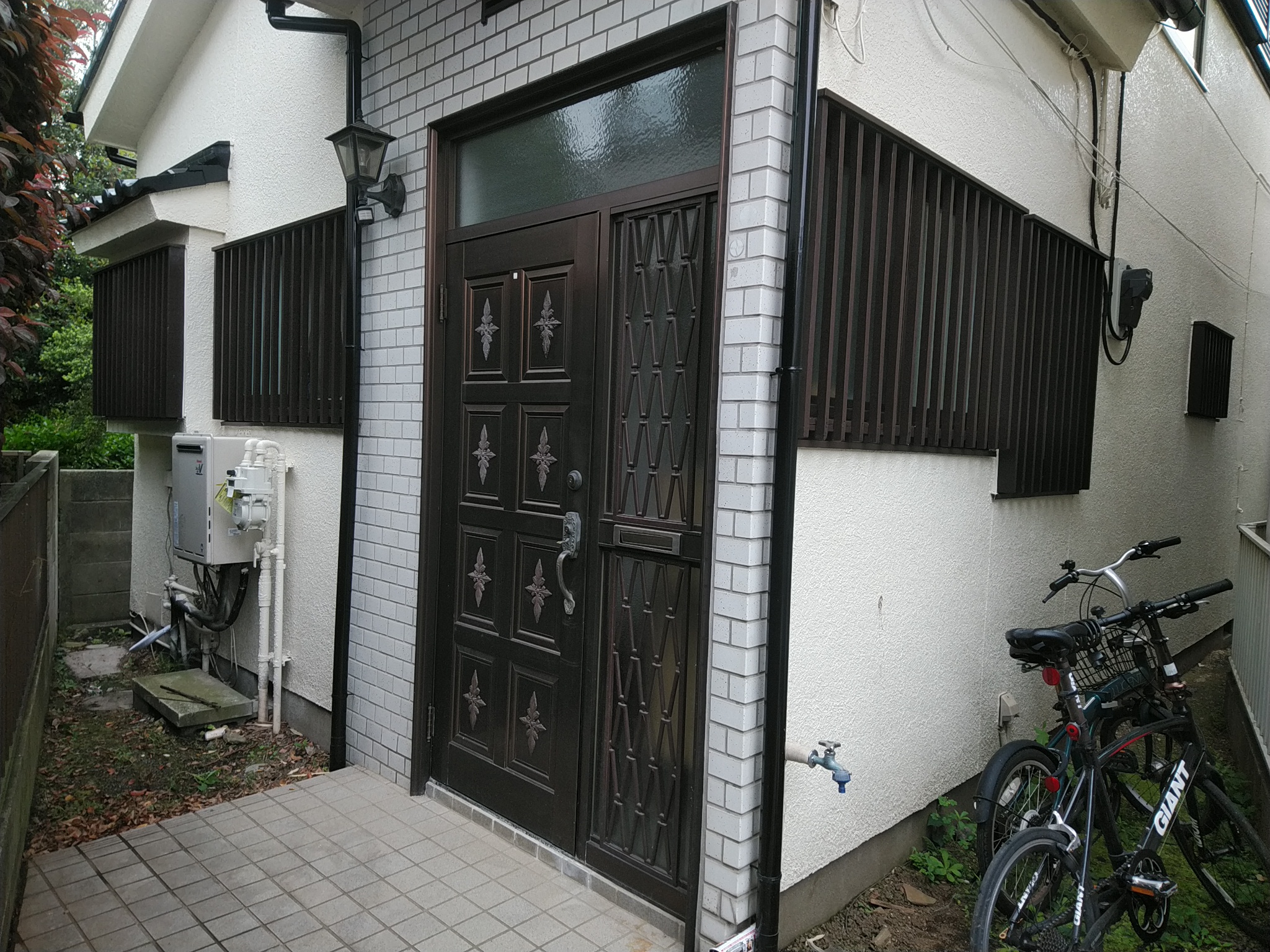 片袖枠のドアを換気ができるドアにリフォーム【YKKAPドアリモN05T】東庄町の工事事例 | 玄関ドア・窓リフォーム 全国1位の技術と価格 | 玄関ドアマイスター