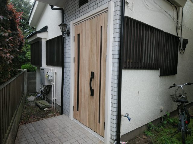 シナモンオーク | 玄関ドア・窓リフォーム 全国1位の技術と価格 | 玄関ドアマイスター