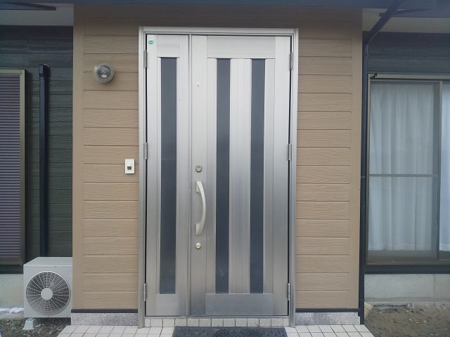 下枠幅木はなぜ取り付ける？【LIXILリシェントP77】ひたちなか市の工事事例 | 玄関ドア・窓リフォーム 全国1位の技術と価格 | 玄関ドアマイスター