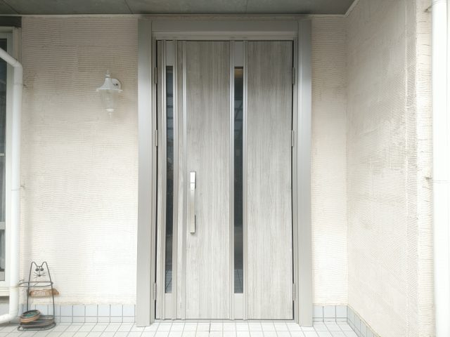 新色ココナッツチェリーで個性を演出しながらも落ち着いたドアに【YKKAPドアリモF03T】清瀬市の工事事例 | 玄関ドアリフォームの玄関ドアマイスター