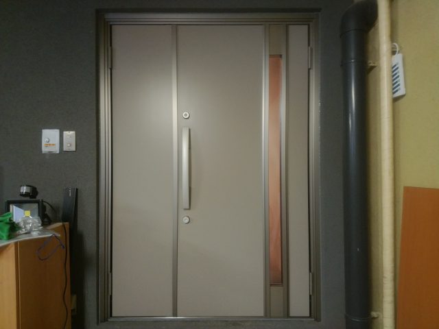 木製のドアを断熱ドアにしました【LIXILリシェントM78型】宇都宮市の工事事例 | 玄関ドア・窓リフォーム 全国1位の技術と価格 | 玄関ドアマイスター