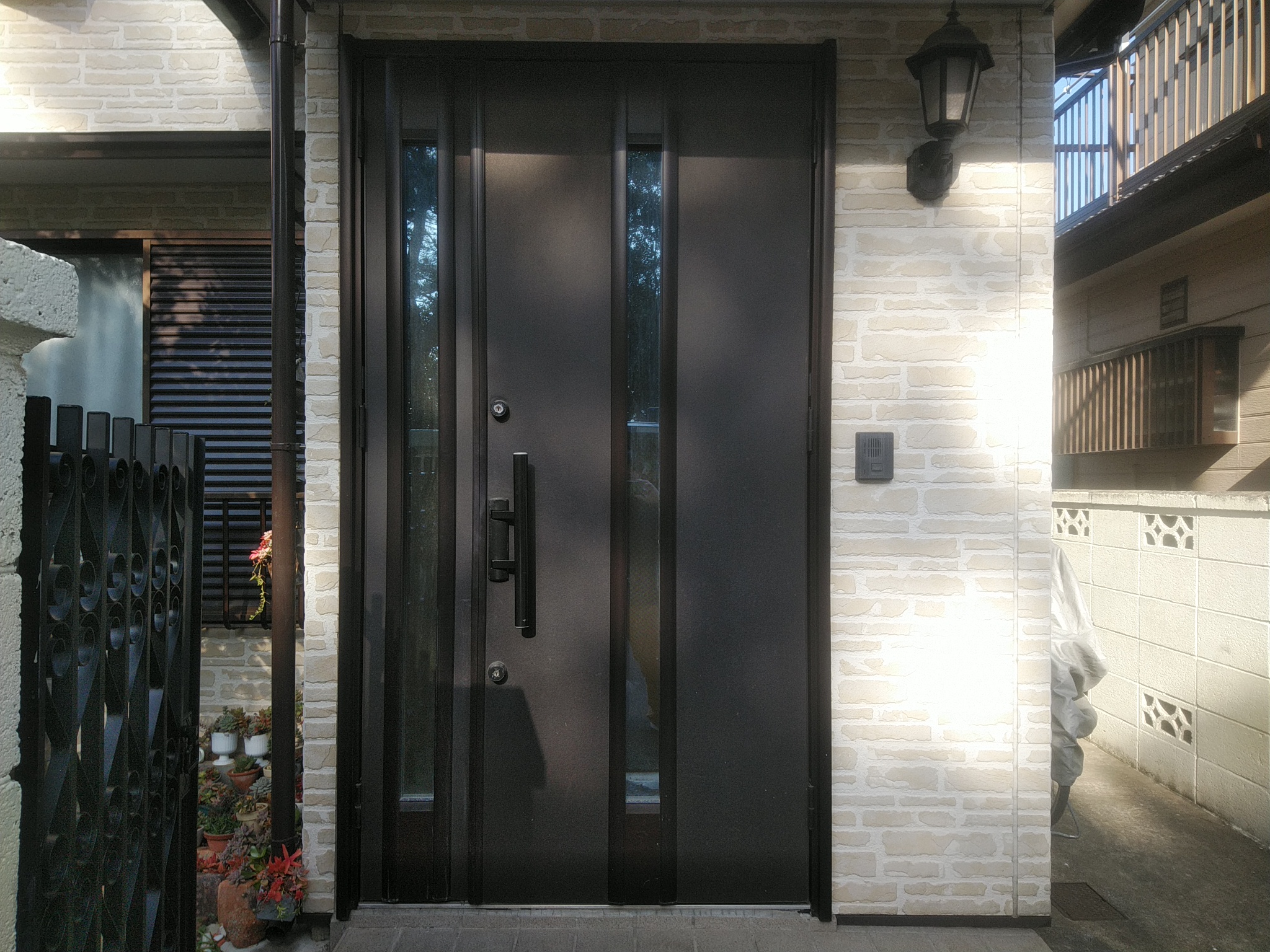 松下電工のドアを通風ドアにしました【YKKAPドアリモC04t】船橋市の工事事例 | 玄関ドア・窓リフォーム 全国1位の技術と価格 | 玄関ドアマイスター