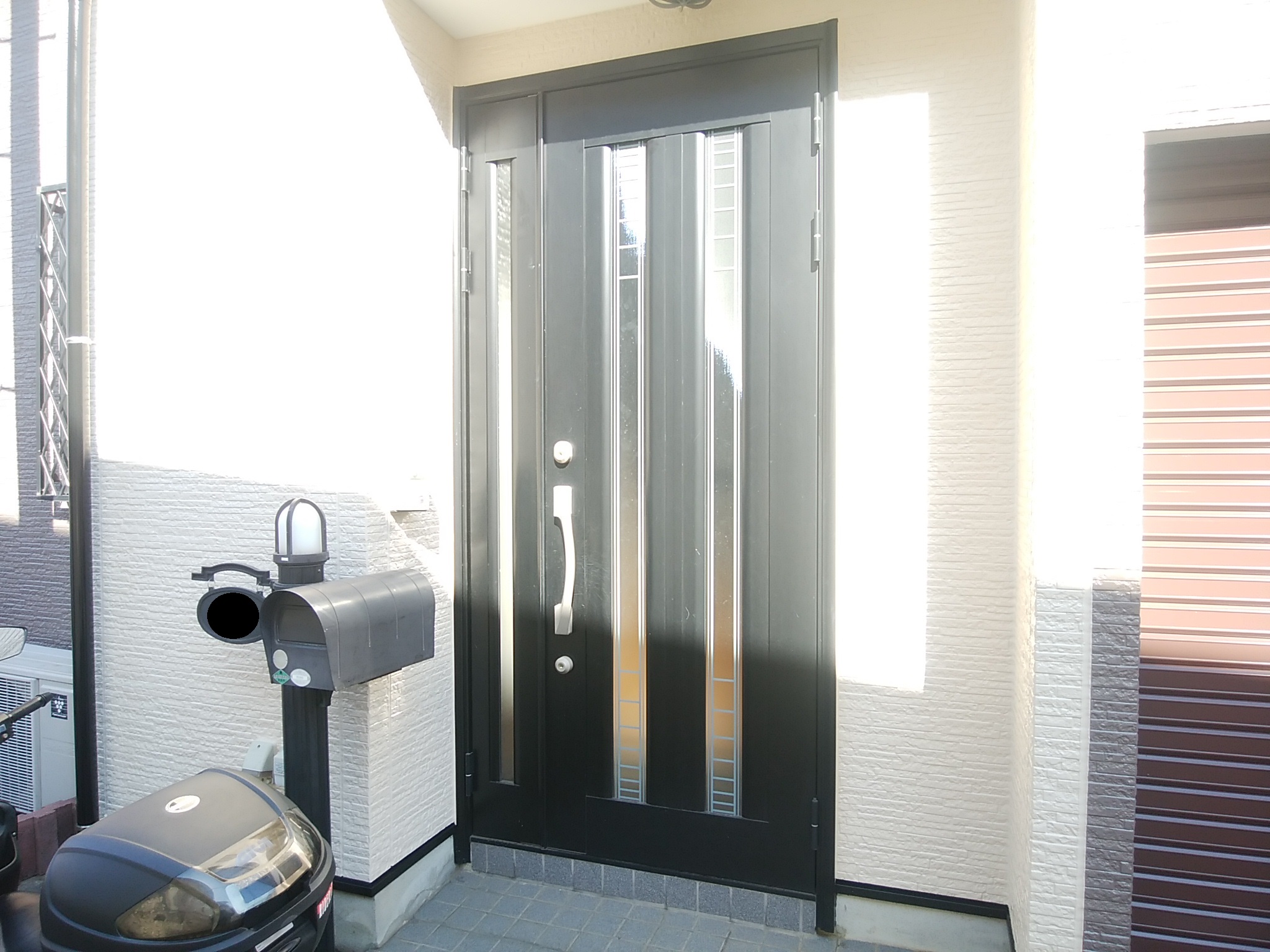 地元工務店様より20万円安かったようです【YKKAPドアリモN08】新座市の工事事例 | 玄関ドア・窓リフォーム 全国1位の技術と価格 | 玄関ドアマイスター