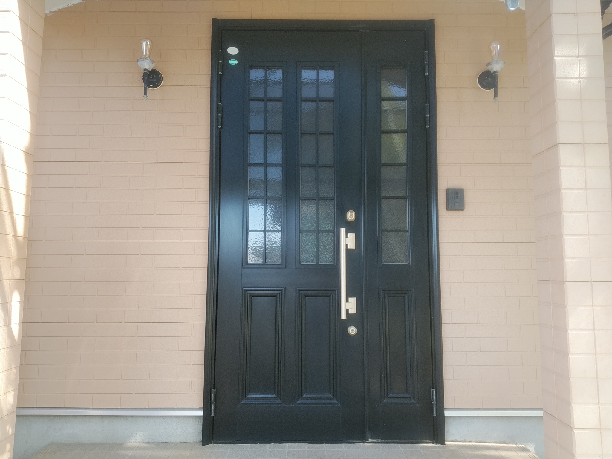 ロートアイアン調格子が付いた通風ドアはこちらです【YKKAPドアリモE09T】鹿嶋市の工事事例 | 玄関ドア・窓リフォーム 全国1位の技術と価格 | 玄関ドアマイスター