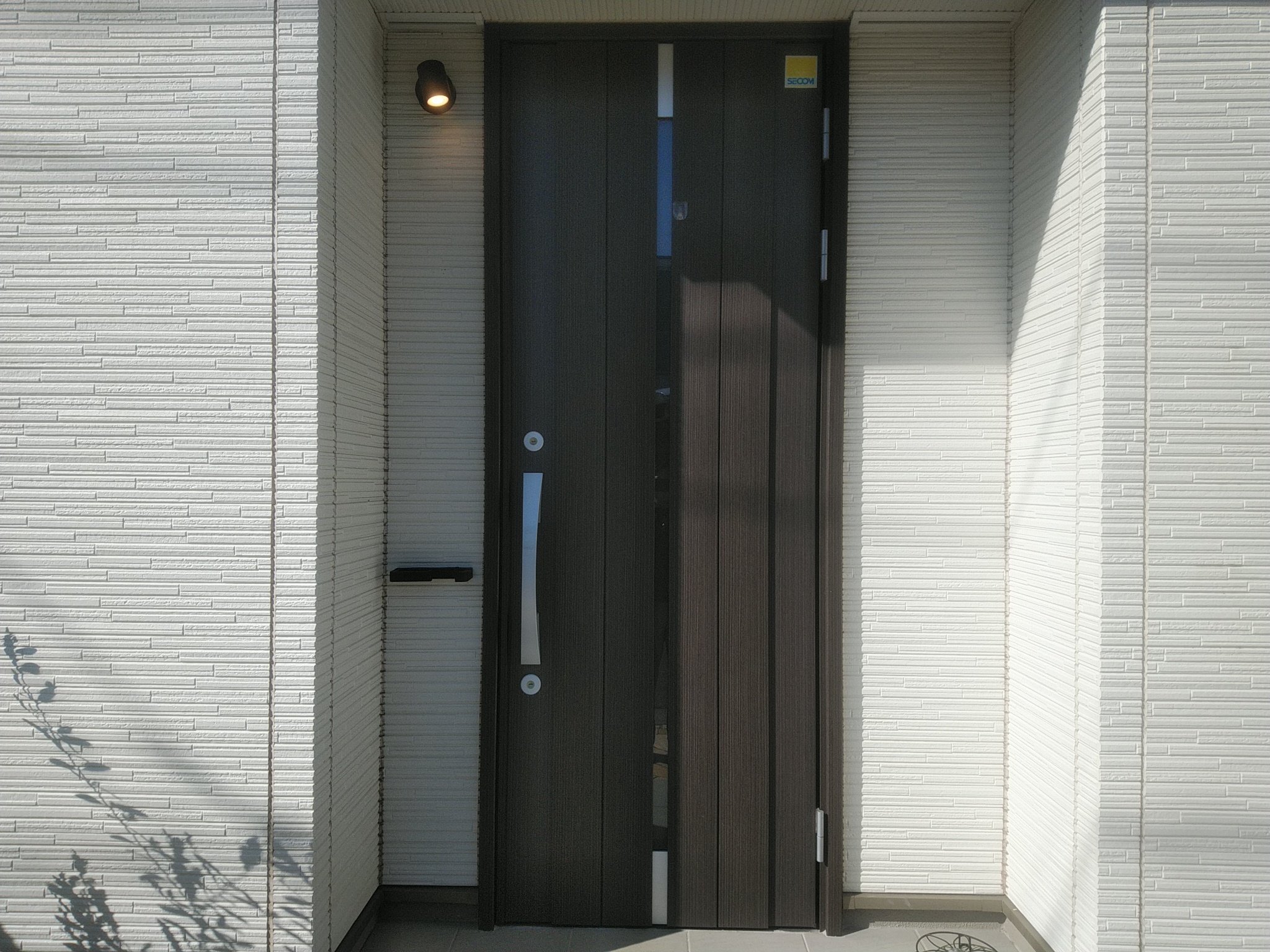 プライバシーを守れるドアになりました【YKKAPドアリモN08】千葉市の工事事例 | 玄関ドア・窓リフォーム 全国1位の技術と価格 | 玄関ドアマイスター