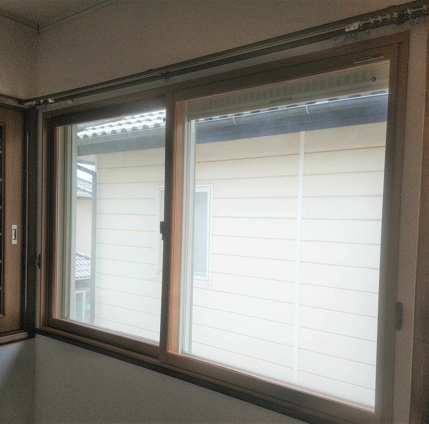 玄関ドアのリニューアルと窓の防音を1日で工事【YKKAPドアリモN05T】取手市の工事事例 | 玄関ドア・窓リフォーム 全国1位の技術と価格 | 玄関ドアマイスター