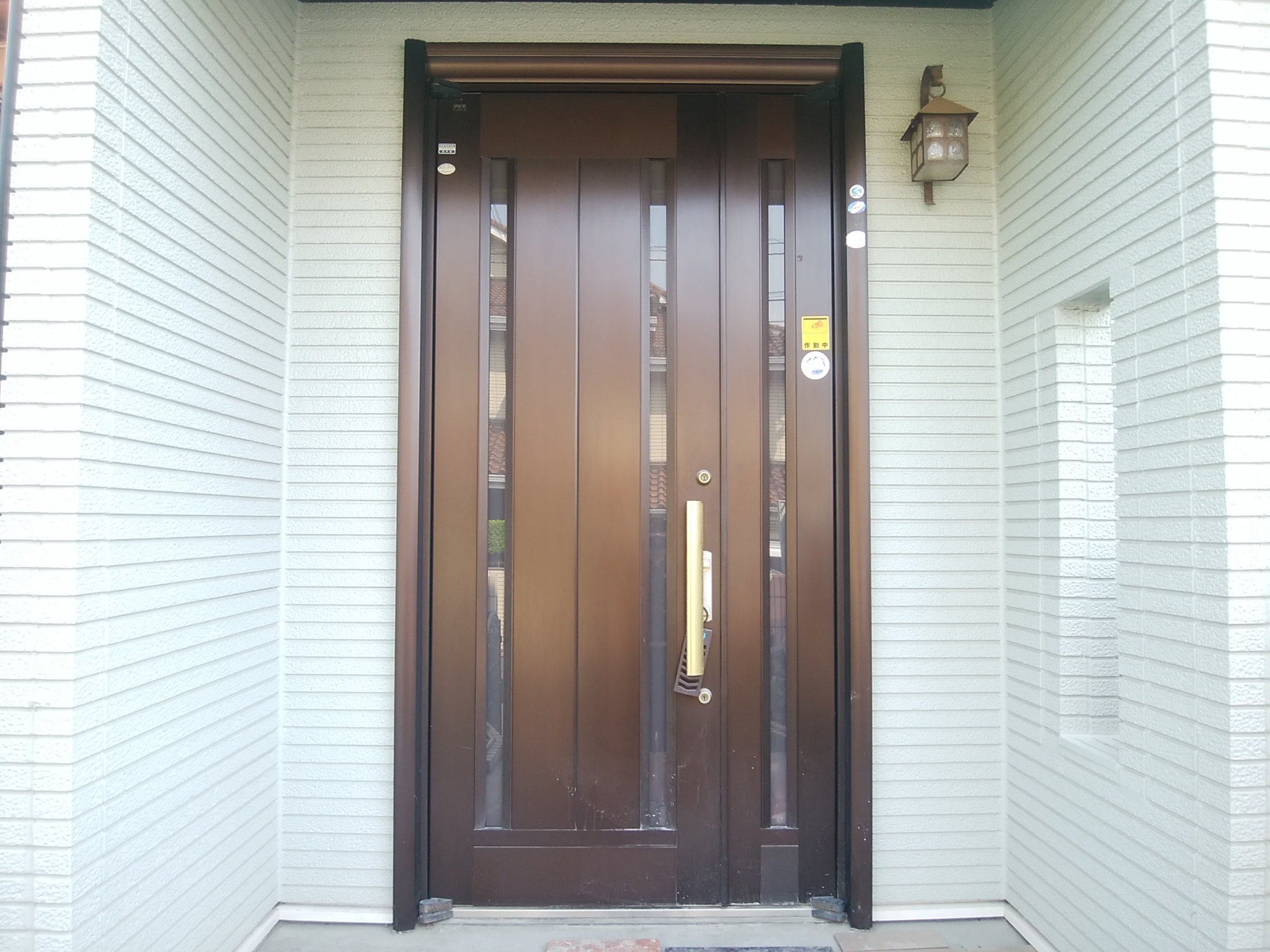 外額縁155で工事したドアリモ【YKKAPドアリモN05T】松戸市の工事事例 | 玄関ドア・窓リフォーム 全国1位の技術と価格 | 玄関ドアマイスター