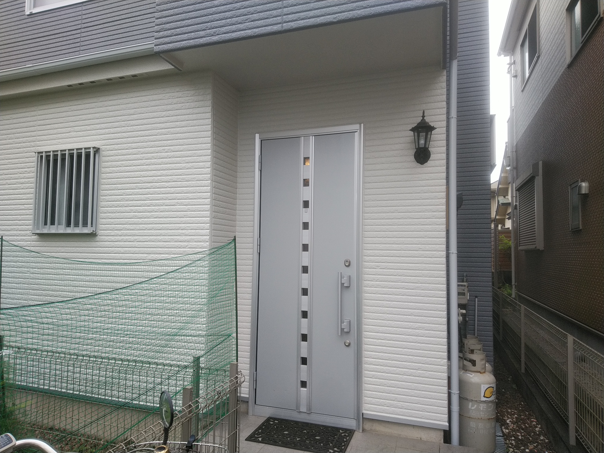 玄関に窓がない場合、通風ドアにする方法があります【YKKAPドアリモN07T】狭山市の工事事例 | 玄関ドア・窓リフォーム 全国1位の技術と価格 | 玄関ドアマイスター