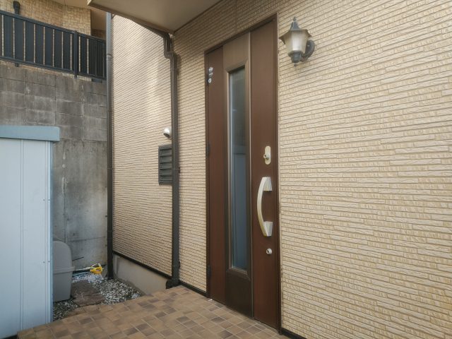 立山アルミの玄関ドアが素敵な白系のドアになりました【YKKAPドアリモE09T】柏市の工事事例 | 玄関ドア・窓リフォーム 全国1位の技術と価格 | 玄関ドアマイスター