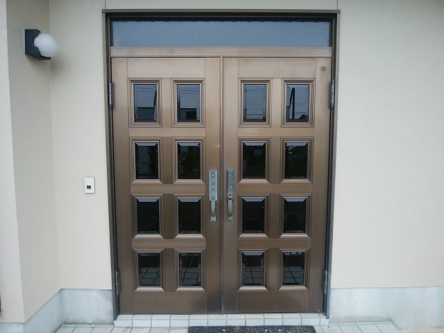 両開きのドア、1日で引戸にリフォームできます【LIXILリシェントP17型】筑西市の工事事例 | 玄関ドア・窓リフォーム 全国1位の技術と価格 | 玄関ドアマイスター