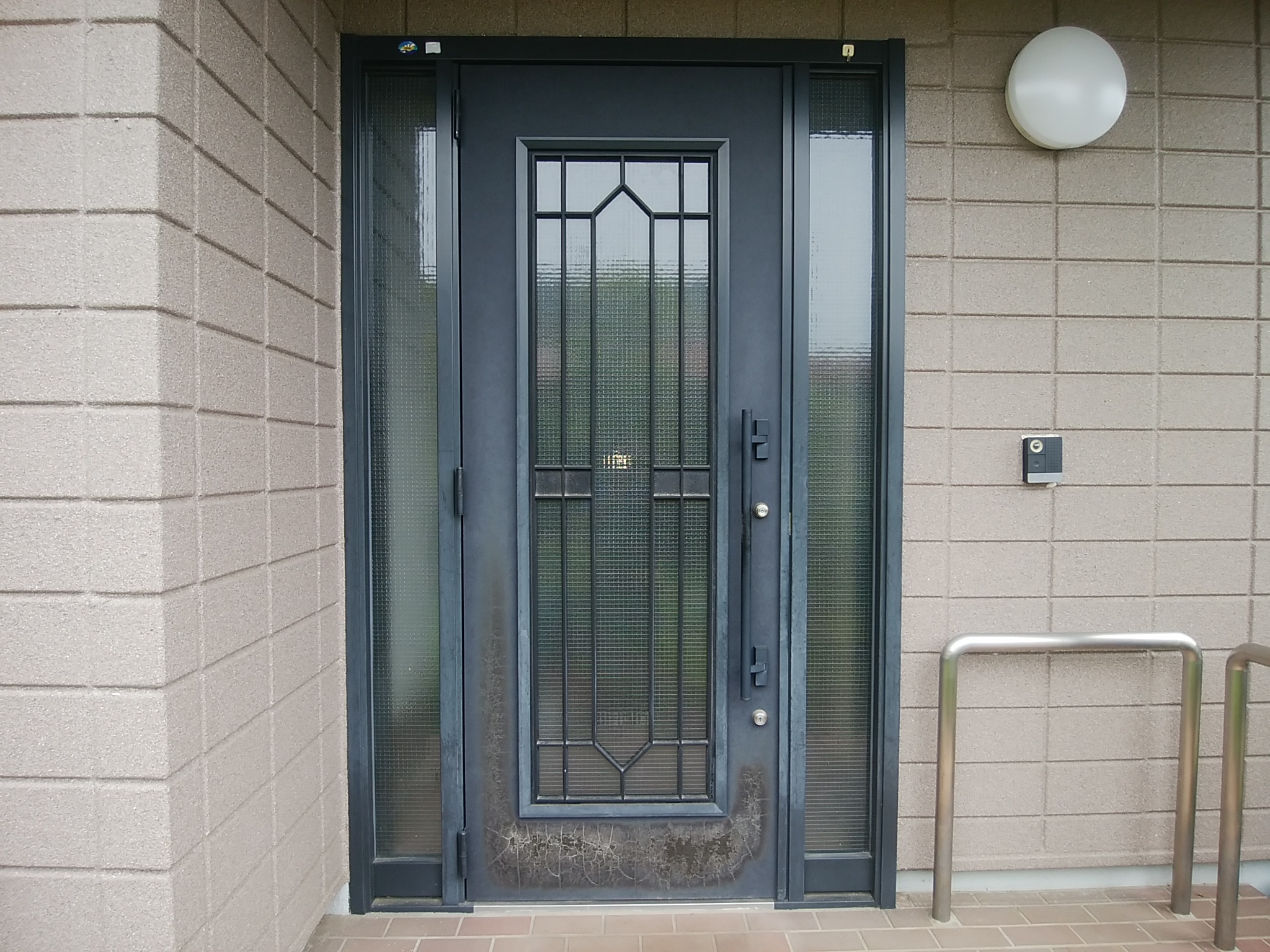 ヘーベルハウスの玄関ドアを通風タイプの断熱ドアにリフォーム【YKKAPドアリモN07T】宇都宮市の工事事例 | 玄関ドア・窓リフォーム 全国1位の技術と価格 | 玄関ドアマイスター