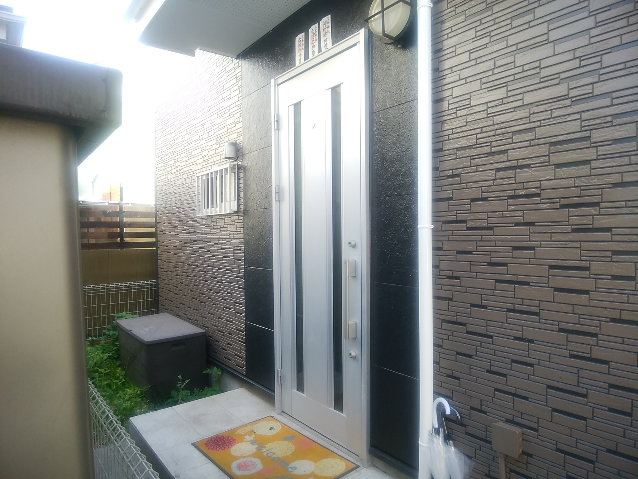 断熱と換気、そしてリモコンが1日で！木目調のデザインも好評です【YKKAPドアリモC04T】白岡市の事例 | 玄関ドア・窓リフォーム 全国1位の技術と価格 | 玄関ドアマイスター