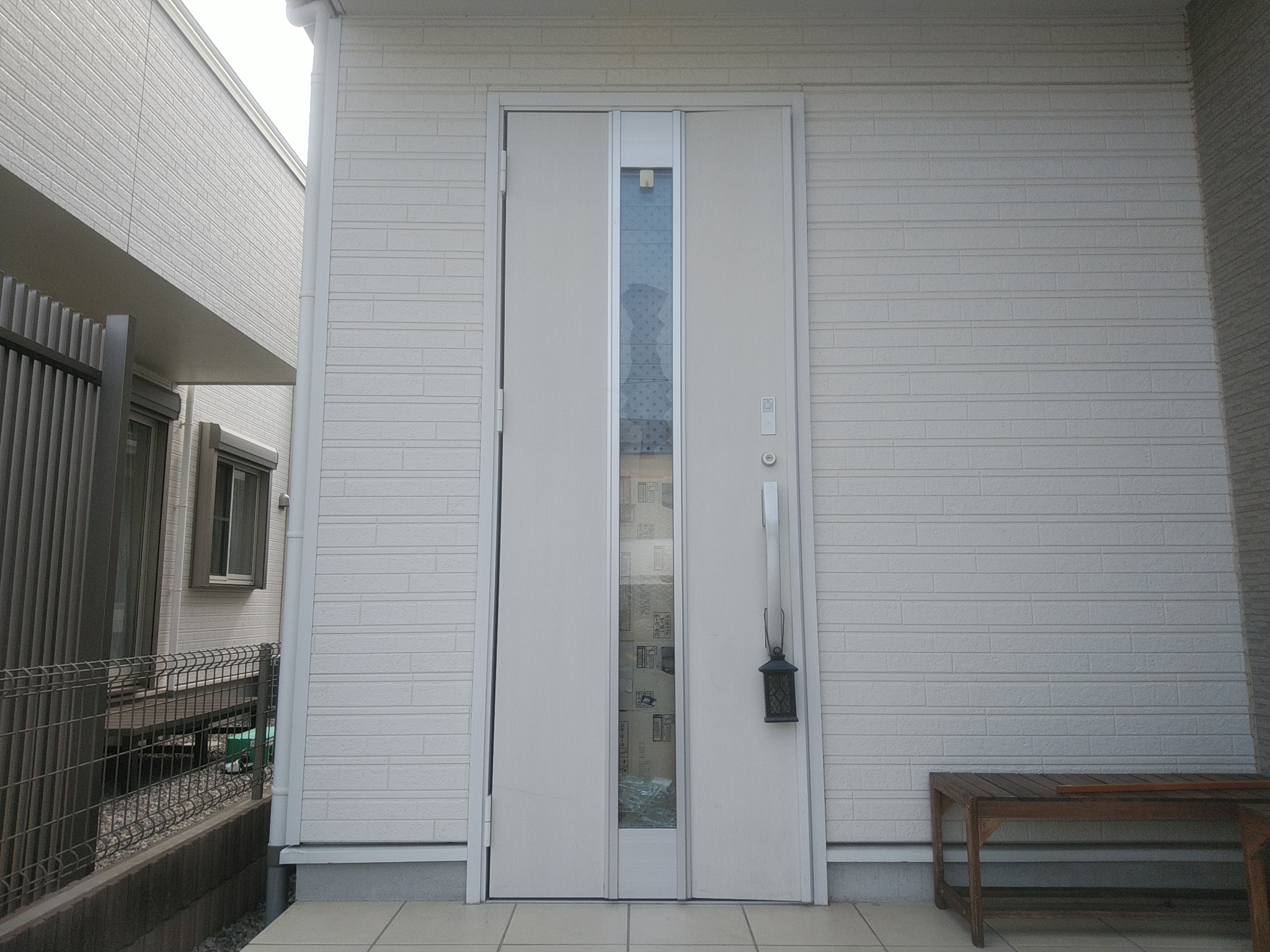 強風でガラスが割れてしまったドアのリフォームにはドアリモがオススメです【YKKAPドアリモN10】境町の事例 | 玄関ドア・窓リフォーム 全国1位の技術と価格 | 玄関ドアマイスター