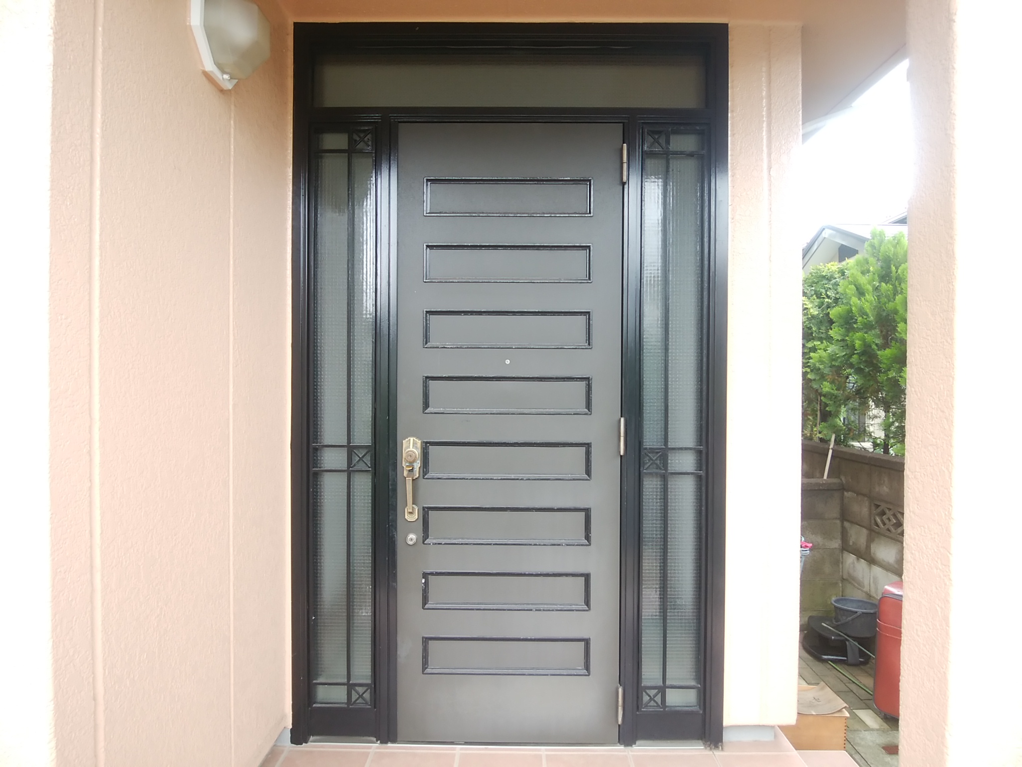 ヘーベルハウスの建物、こどもみらい補助金を使って玄関ドアと勝手口ドアをリフォーム【YKKAPドアリモC04T】千葉市の事例 | 玄関ドア・窓リフォーム 全国1位の技術と価格 | 玄関ドアマイスター