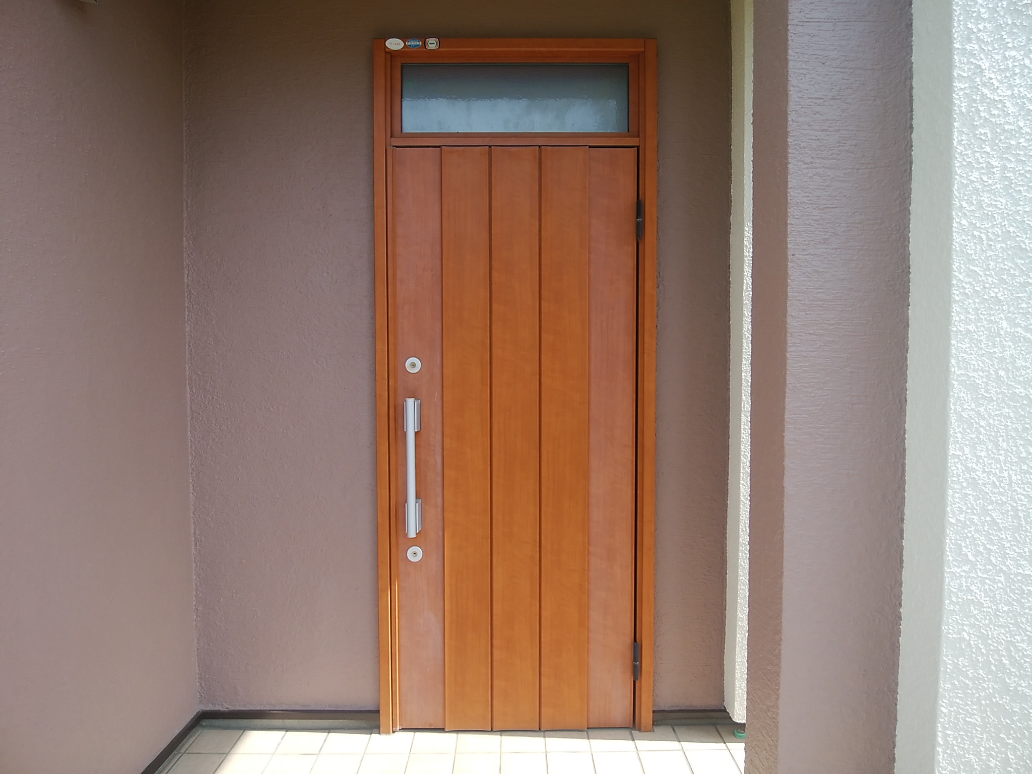 色褪せが目立ってきたドアは1日で交換できます【YKKAPドアリモN04】神栖市の事例 | 玄関ドア・窓リフォーム 全国1位の技術と価格 | 玄関ドアマイスター