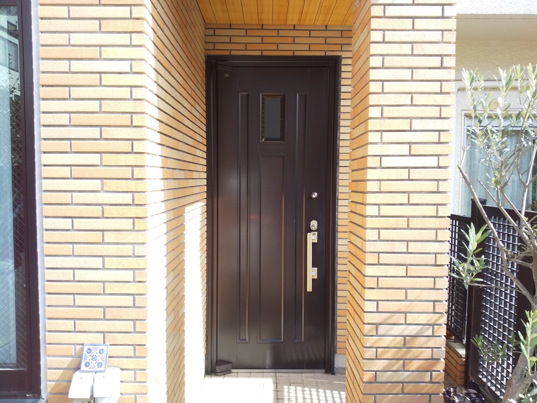 木目調の断熱ドアがスタンダードになりました【YKKAPドアリモC04T】世田谷区の事例 | 玄関ドア・窓リフォーム 全国1位の技術と価格 | 玄関ドアマイスター