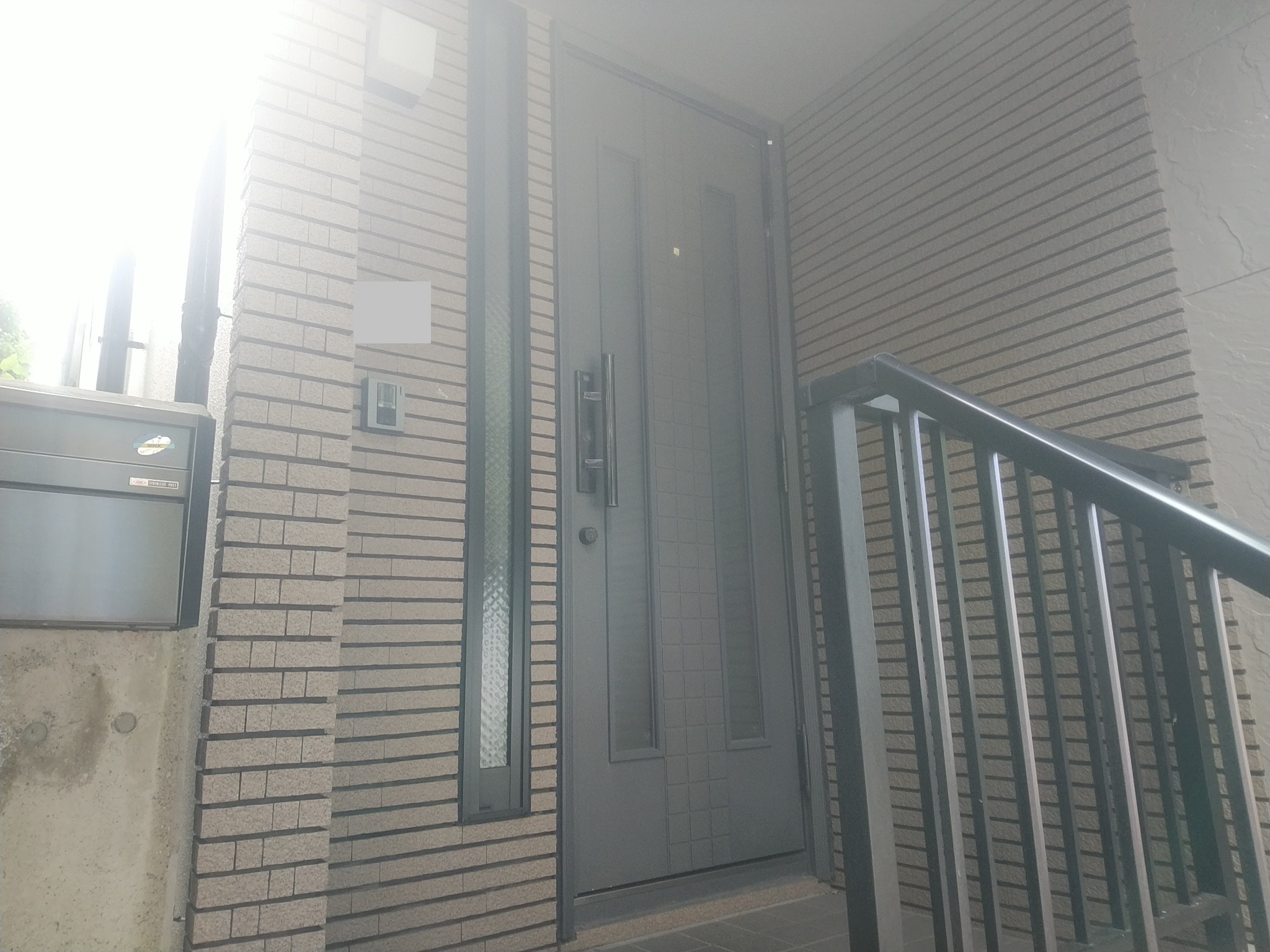 種明かししますと、低価格の理由は全国トップレベルの仕入れ量です【YKKAPドアリモC03】文京区の事例 | 玄関ドア・窓リフォーム 全国1位の技術と価格 | 玄関ドアマイスター