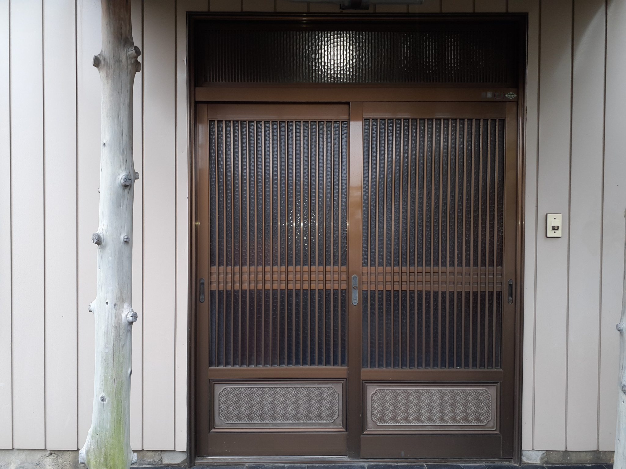 和風の玄関引戸を洋風のイメージに一新【YKKAPドアリモC02】北本市の事例 | 玄関ドア・窓リフォーム 全国1位の技術と価格 | 玄関ドアマイスター