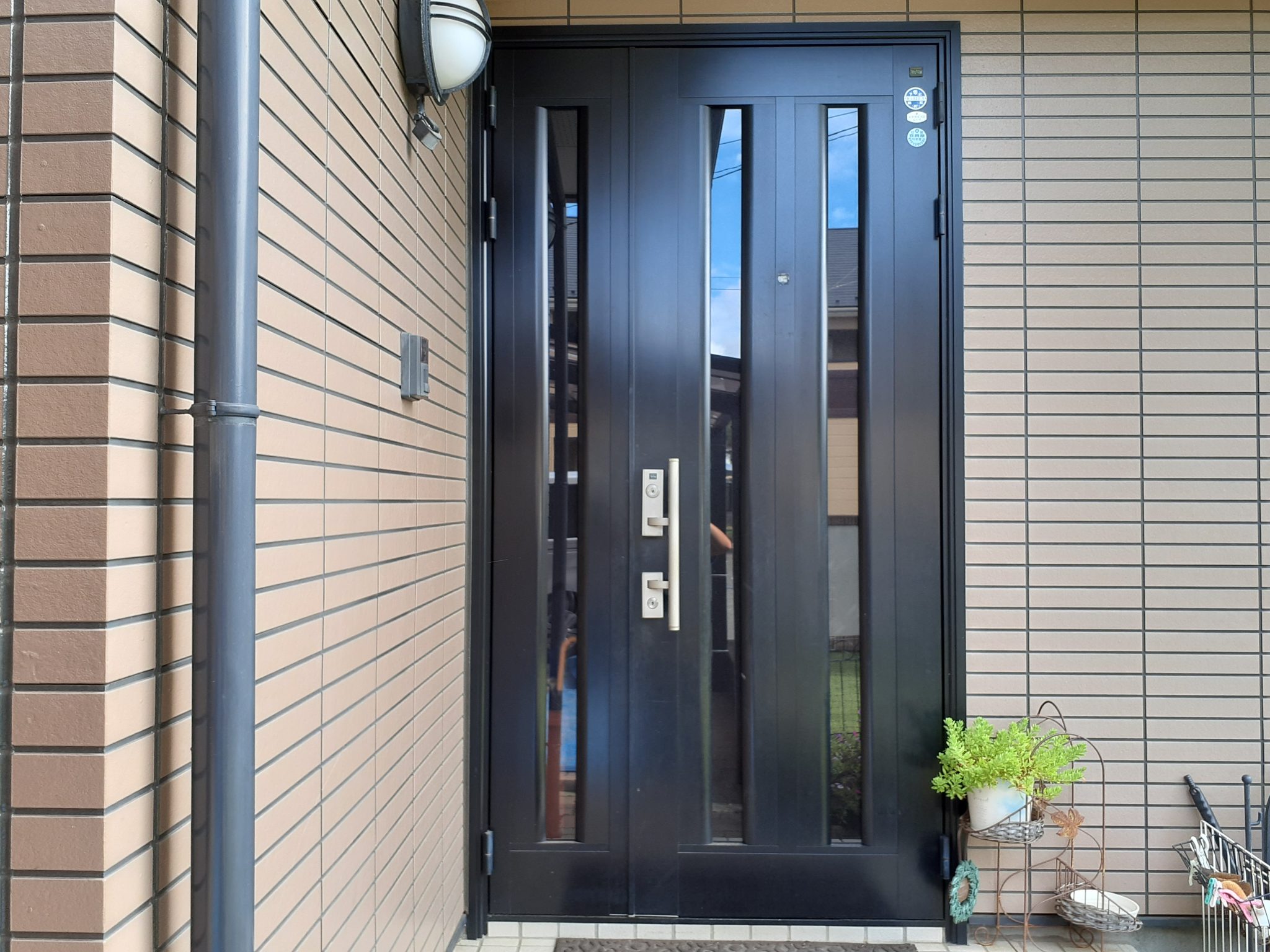 親子ドアなら親ドアの幅を広くできます【YKKAPドアリモE09T】古河市の事例 | 玄関ドア・窓リフォーム 全国1位の技術と価格 | 玄関ドアマイスター