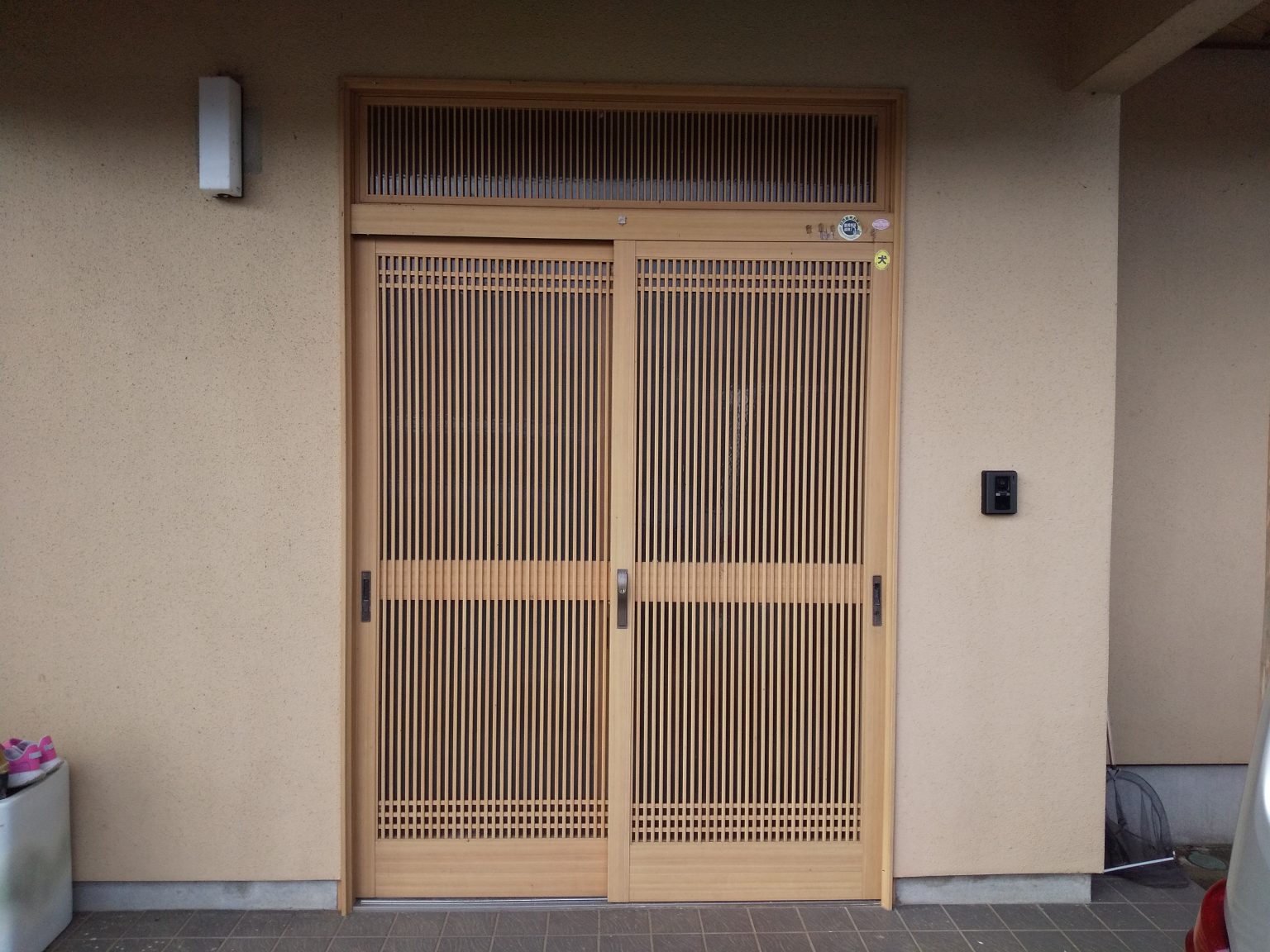 玄関引戸もカバー工法で壁と床を壊さず1日でリフォームできます【LIXILリシェントP23型】行方市の事例 | 玄関ドア・窓リフォーム 全国1位の技術と価格 | 玄関ドアマイスター