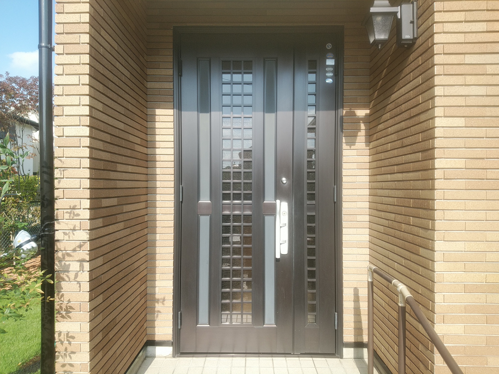 笑顔になっていただける玄関ドアリフォームができましたことに感謝【YKKAPドアリモC04T】船橋市の事例 | 玄関ドア・窓リフォーム 全国1位の技術と価格 | 玄関ドアマイスター