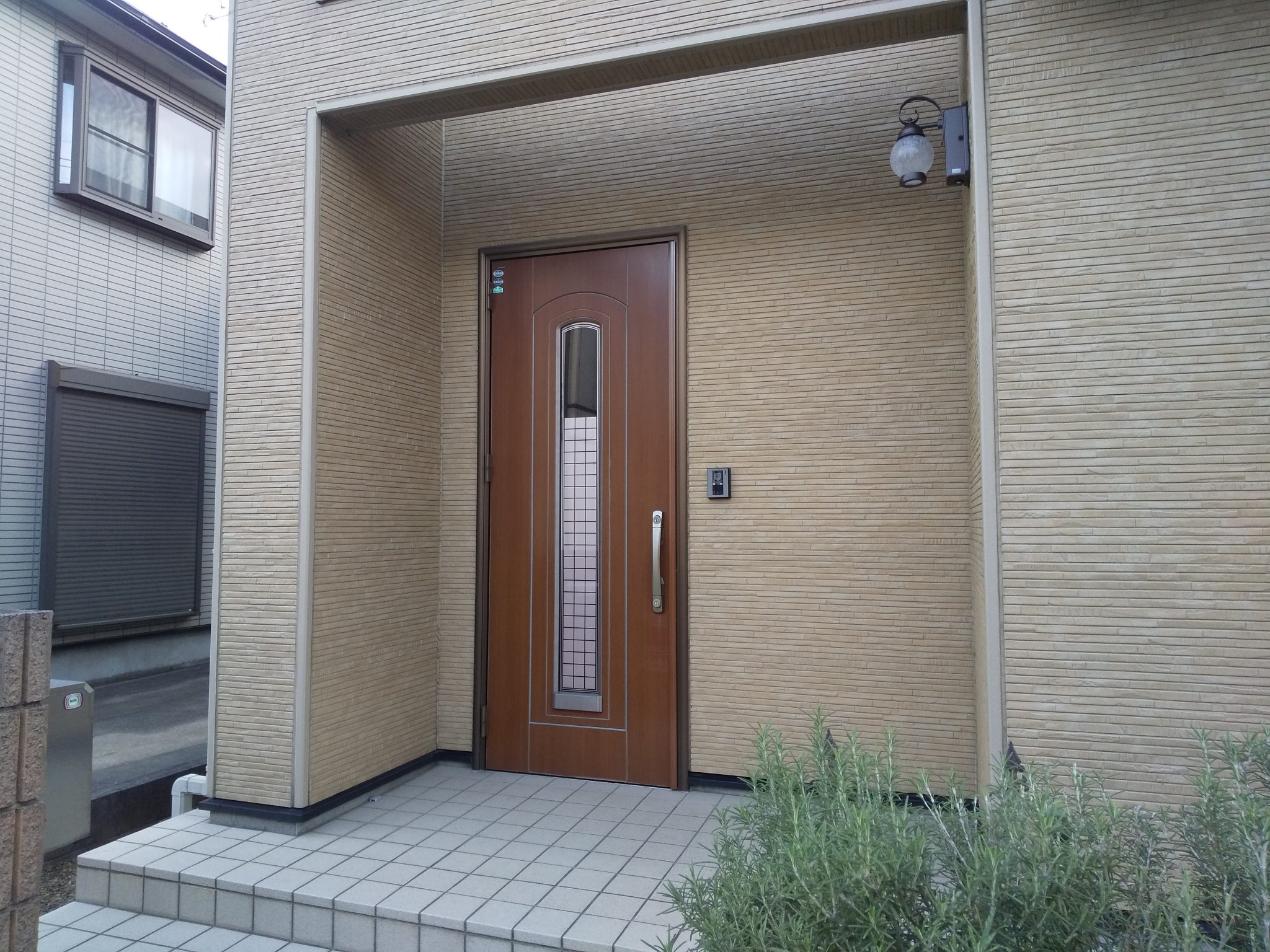 外から見ると細いガラスでもしっかり光が入ります【YKKAPドアリモC04】守谷市の事例