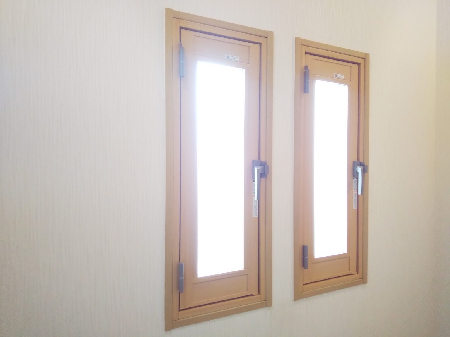 1階の内窓工事にご満足いただき、2階の内窓と玄関ドアをご依頼いただきました【LIXIL リシェントM84型】【LIXILインプラス】ミサワホームの事例