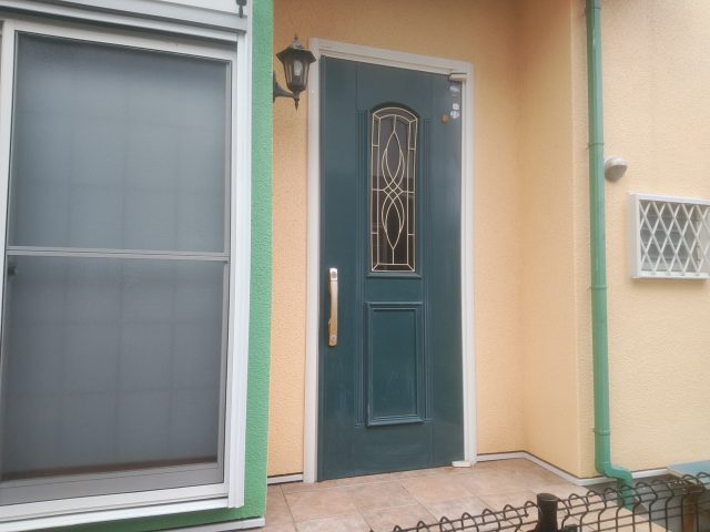 木目調の断熱ドアにリフォーム。換気もできるドアです【YKKAPドアリモN07T】流山市の事例