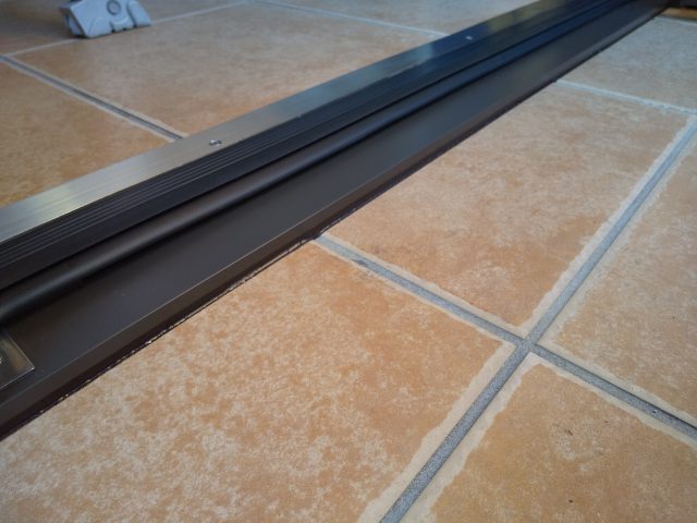 玄関ドアと窓の断熱性能をアップ！1日でできます【LIXILリシェントD77型】【YKKAPプラマードU】守谷市の事例 | 玄関ドア・窓リフォーム 全国1位の技術と価格 | 玄関ドアマイスター