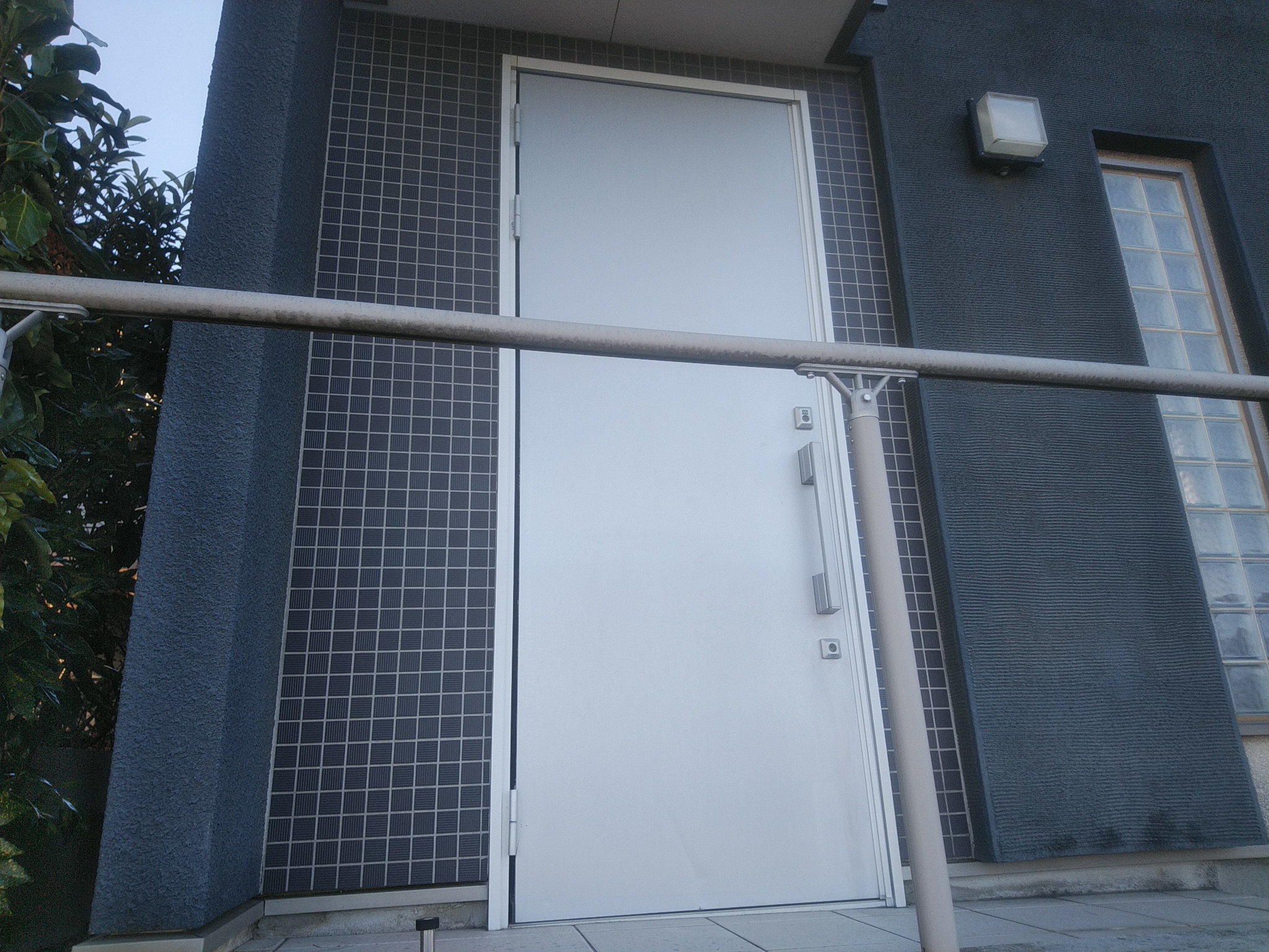 ガラスが入っても外から見えにくいドアです【YKKAPドアリモN10】柏市の事例 | 玄関ドア・窓リフォーム 全国1位の技術と価格 | 玄関ドアマイスター