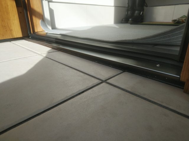 ガラスが入っても外から見えにくいドアです【YKKAPドアリモN10】柏市の事例 | 玄関ドア・窓リフォーム 全国1位の技術と価格 | 玄関ドアマイスター