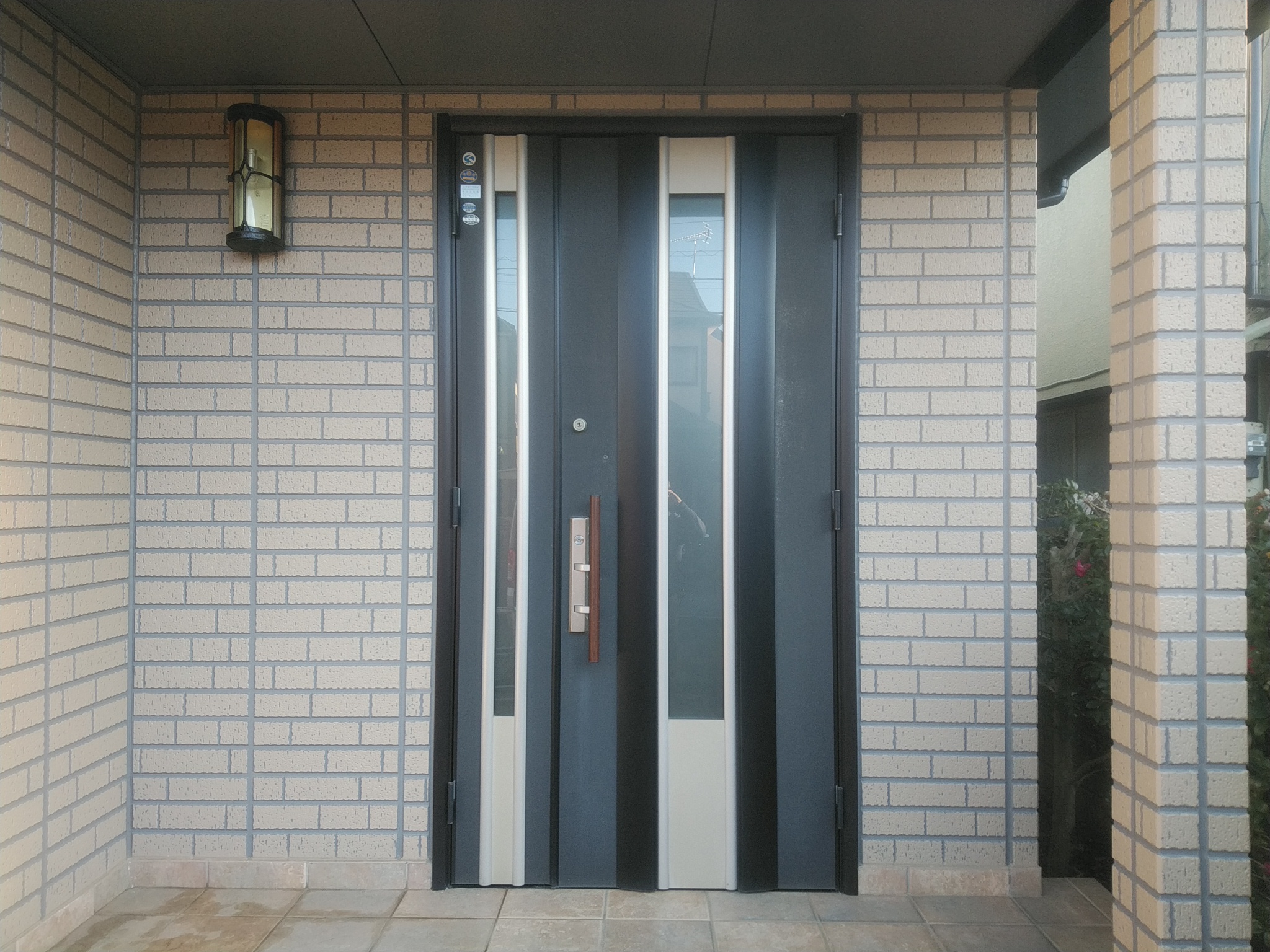 ダイワハウスの玄関ドアを高断熱のドアに！スマホアプリも使えるリモコンキーも【YKKAPドアリモC04T】船橋市の事例