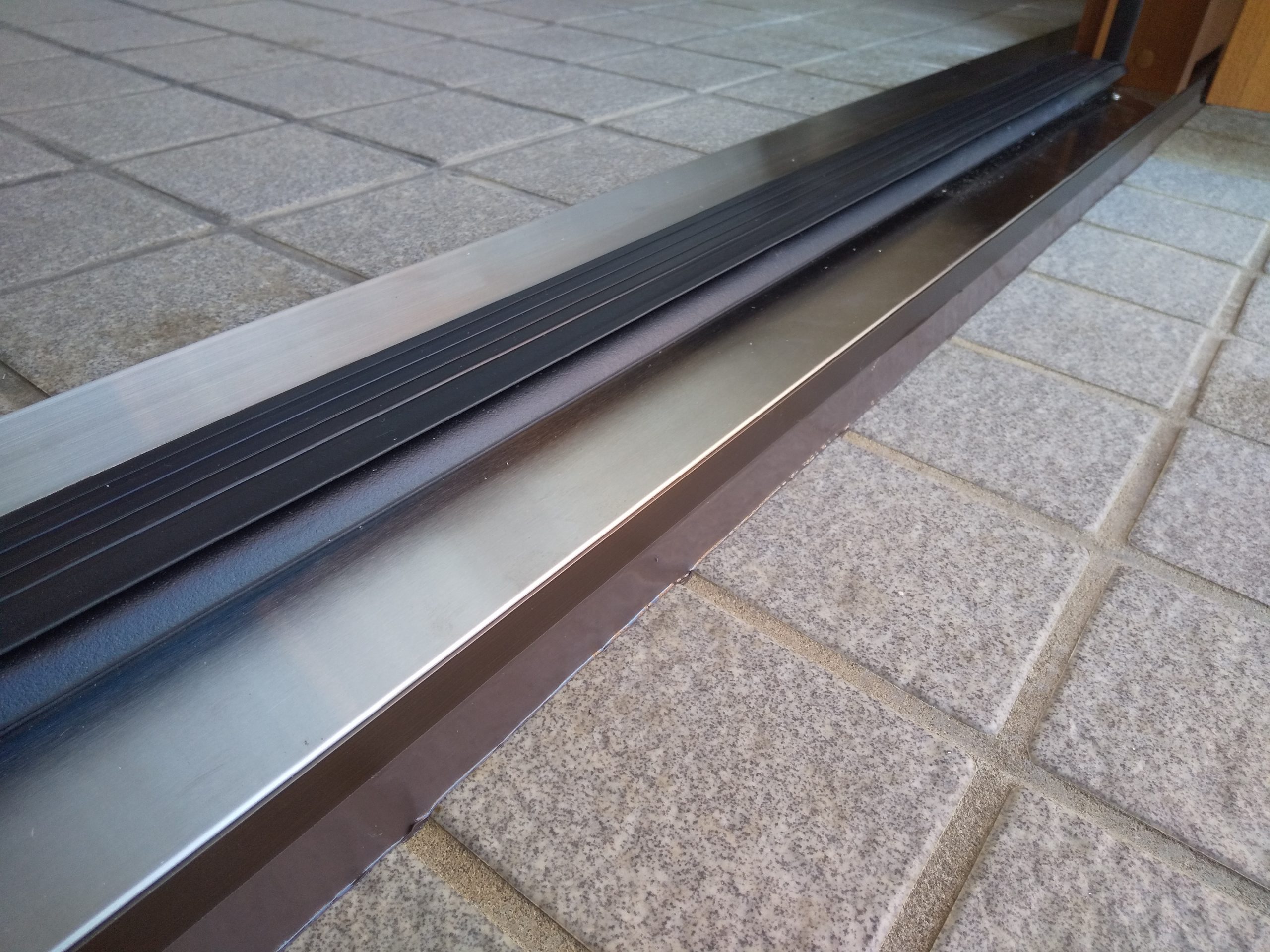 両袖枠の玄関は袖付き親子にすると大きな荷物も通せます【YKKAPドアリモC05】水戸市の事例