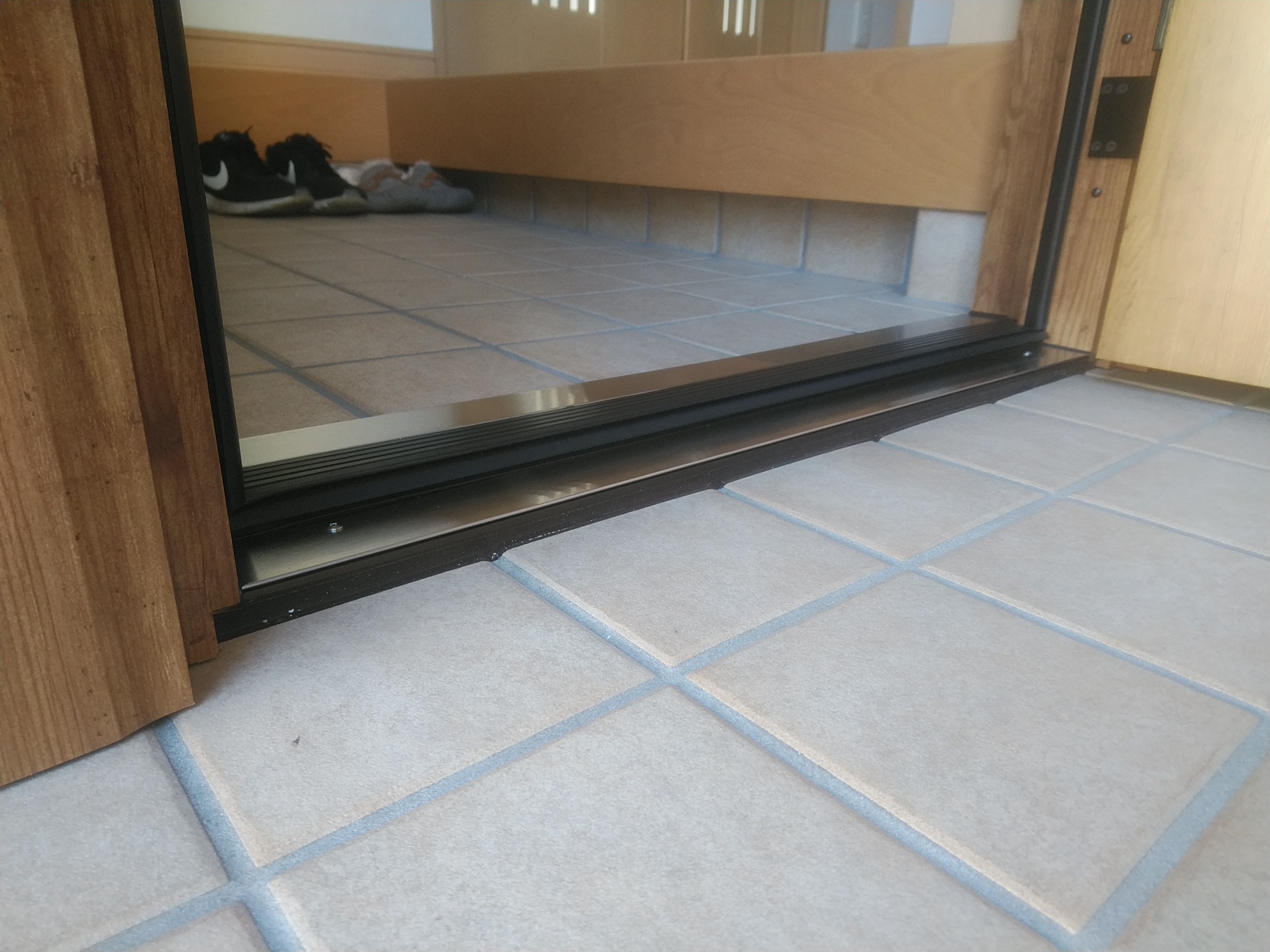 フラットなドアでもデザイン性が欲しいなら【YKKAPドアリモN08】三郷市の事例