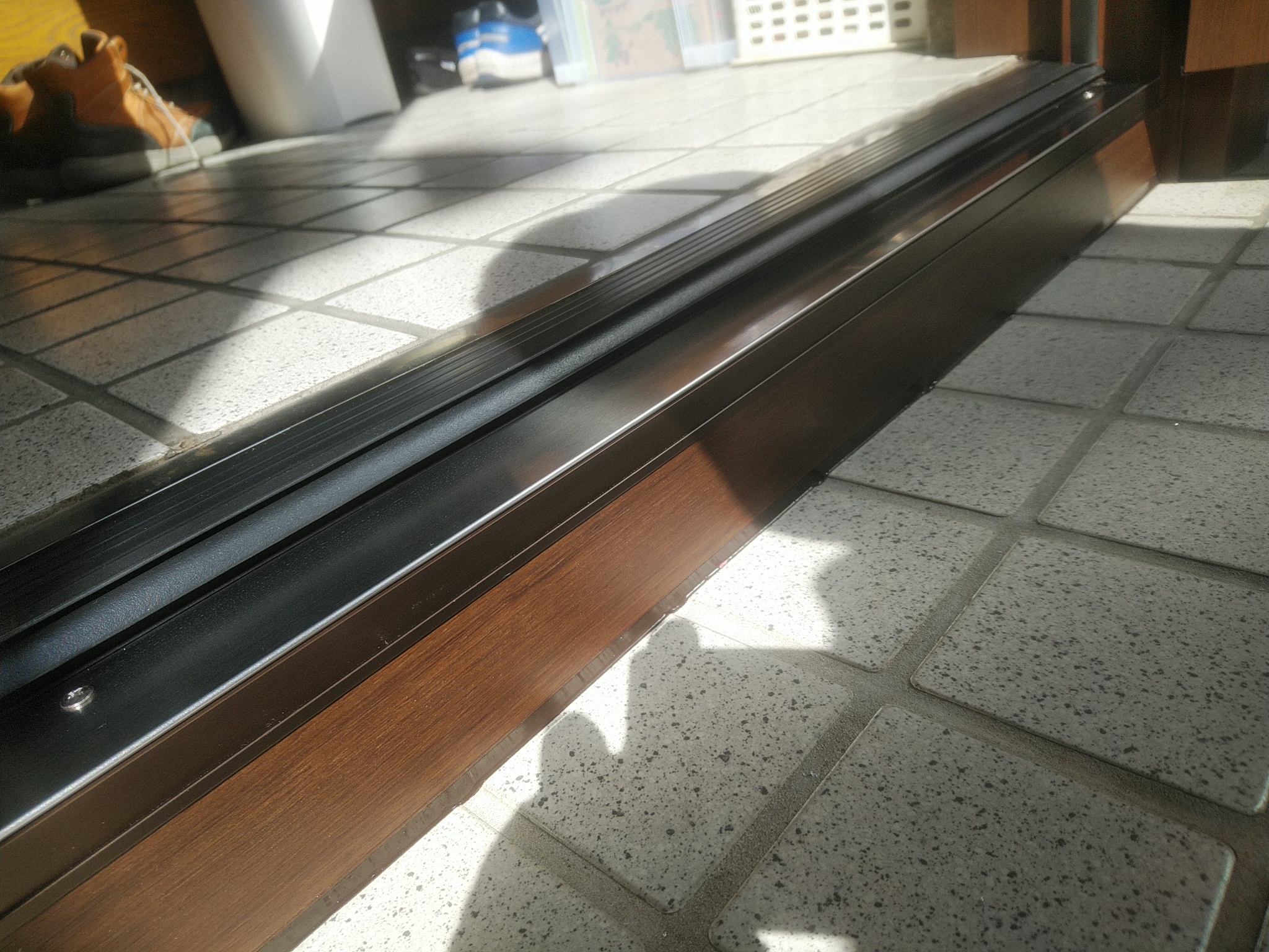 1日で風が通せる断熱ドアにリフォーム！高級感があるドアになりました【YKKAPドアリモC04T】越谷市の事例