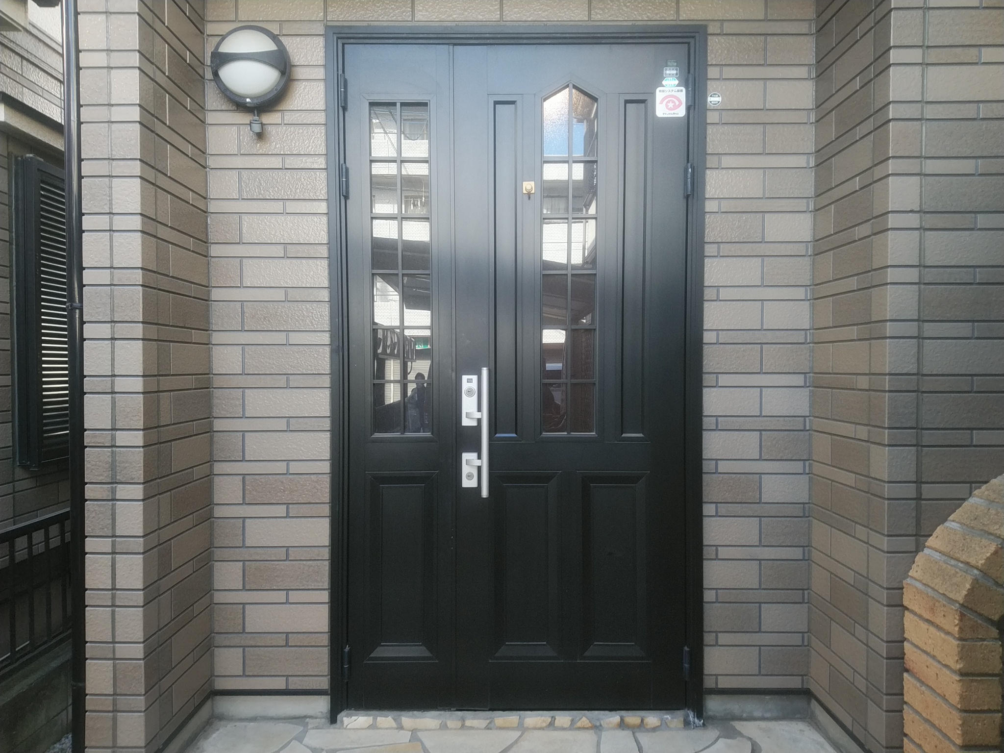 玄関ドア・勝手口ドア・窓交換1カ所・内窓3か所を1日で工事①【YKKAPドアリモN05T】越谷市の事例