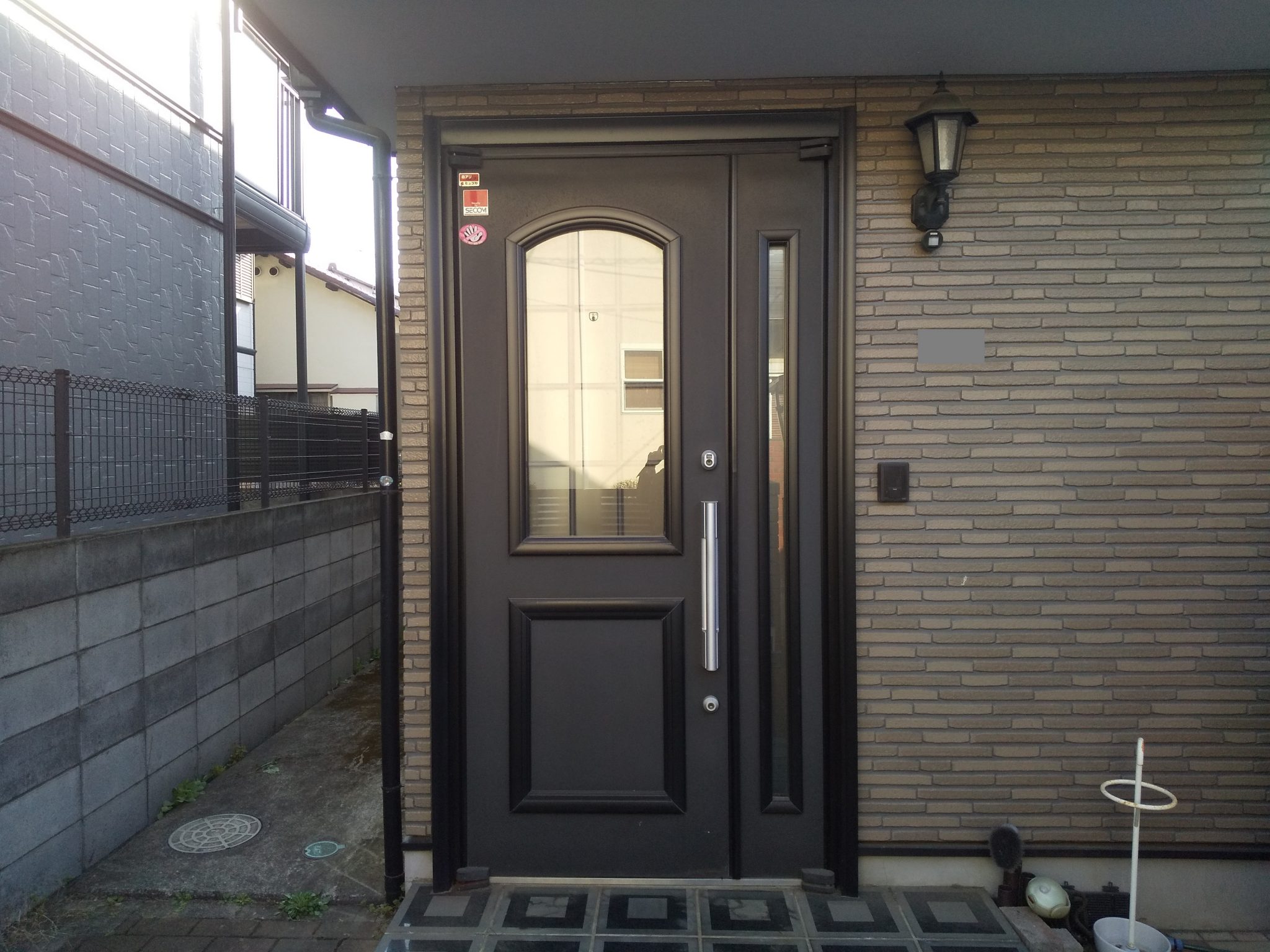 東京都の補助金16万円でた事例です【YKKAPドアリモC04T】三鷹市の事例 | 玄関ドア・窓リフォーム 全国1位の技術と価格 | 玄関ドアマイスター