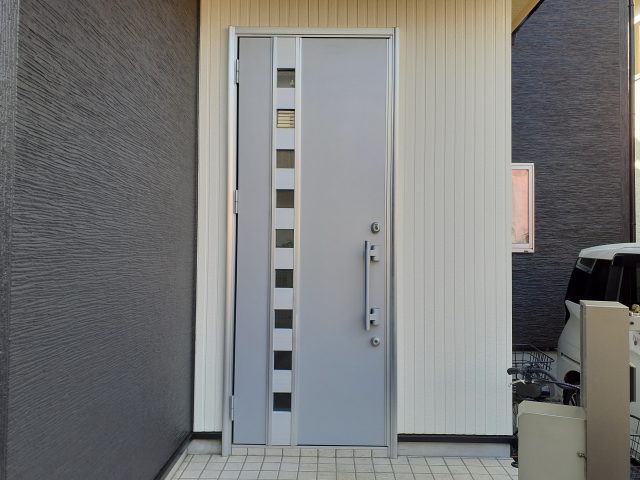 温かみが出ます！木目調のドア【YKKAPドアリモC08】新座市の事例 | 玄関ドア・窓リフォーム 全国1位の技術と価格 | 玄関ドアマイスター