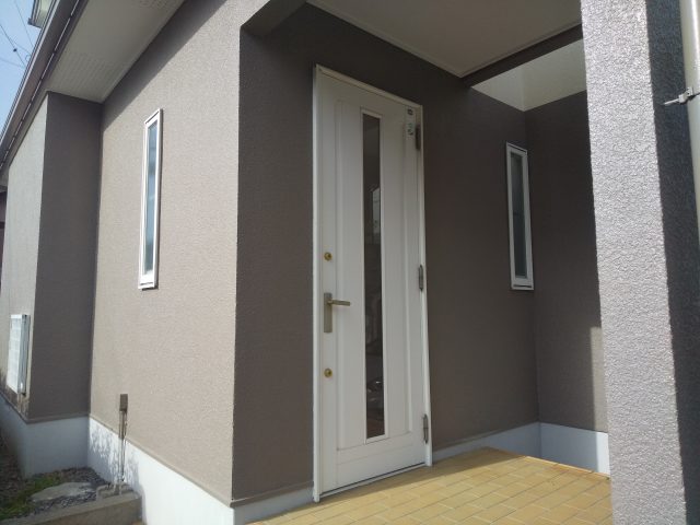 海沿いの街にお似合いな素敵なドアになりました【YKKAPドアリモE02】大網白里市の事例 | 玄関ドア・窓リフォーム 全国1位の技術と価格 | 玄関ドアマイスター