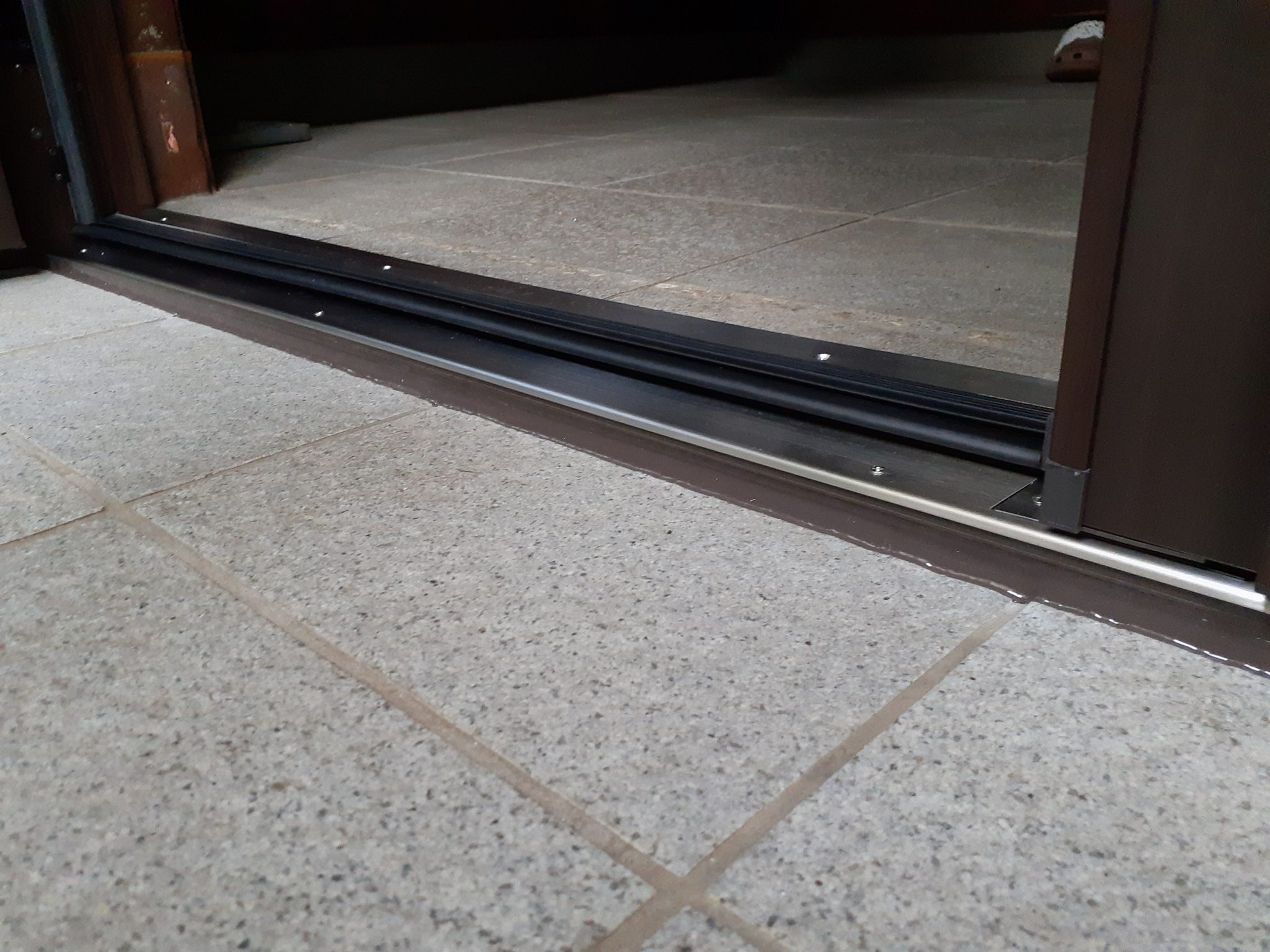 ガタツキがあるドアでも1日で交換！断熱がしっかりした風が通せるドアに【LIXILリシェンM83型防火】世田谷区の事例