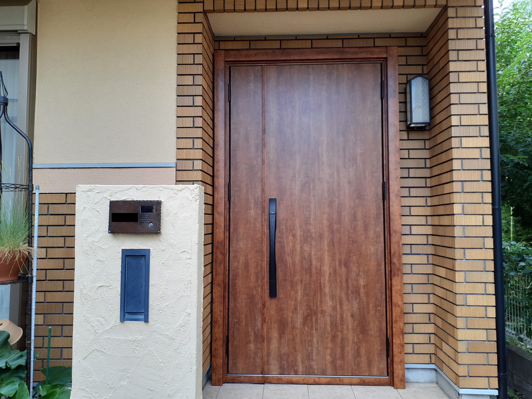 玄関ドアの取り替え｜費用と補助金から自分で交換する注意点まで徹底解説 | 玄関ドア・窓リフォーム 全国1位の技術と価格 | 玄関ドアマイスター