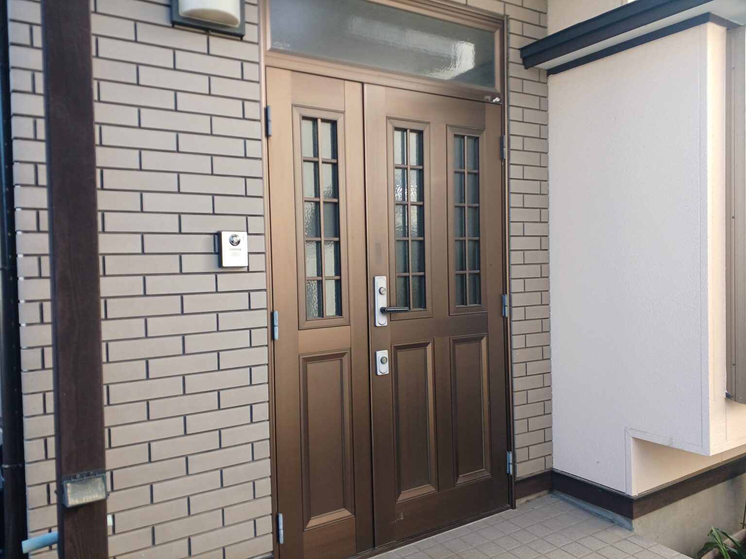 クールネット東京の補助金対象です！防火戸で採風機能があるLIXILリシェントM83型 | 玄関ドア・窓リフォーム 全国1位の技術と価格 | 玄関ドアマイスター